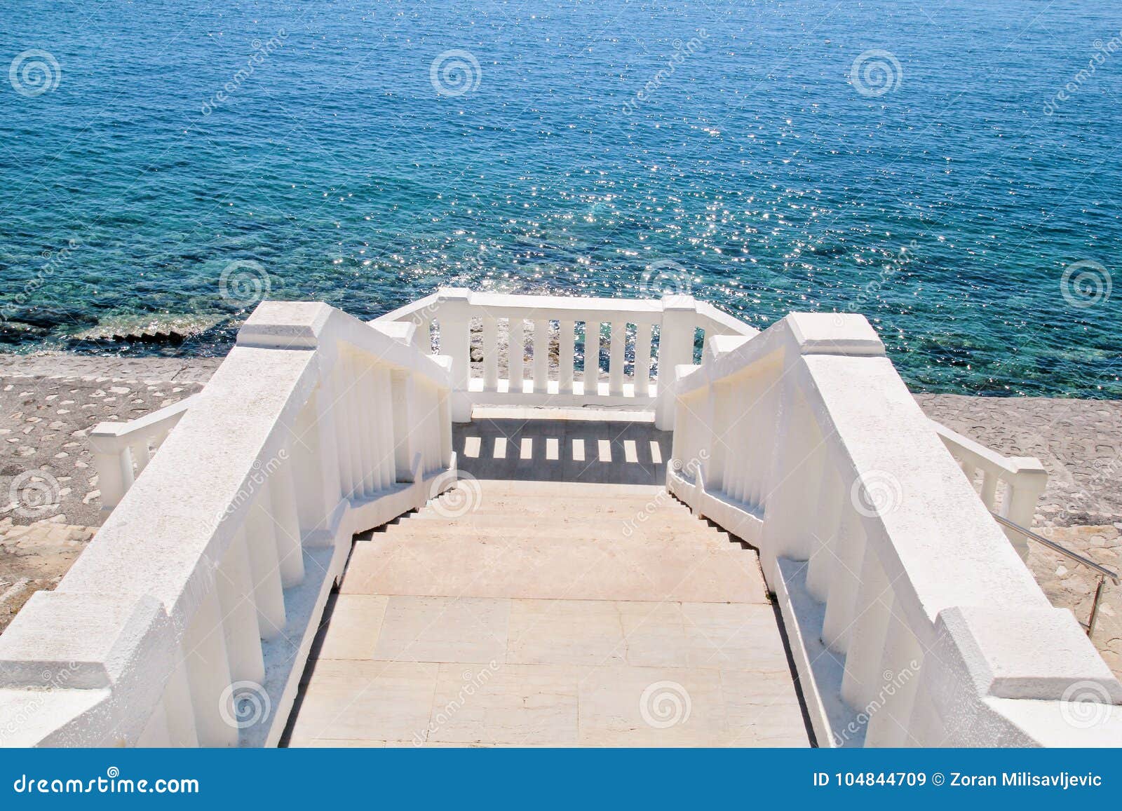 Vit Stentrappa Som Leder Till Havet Fotografering för Bildbyråer - Bild ...