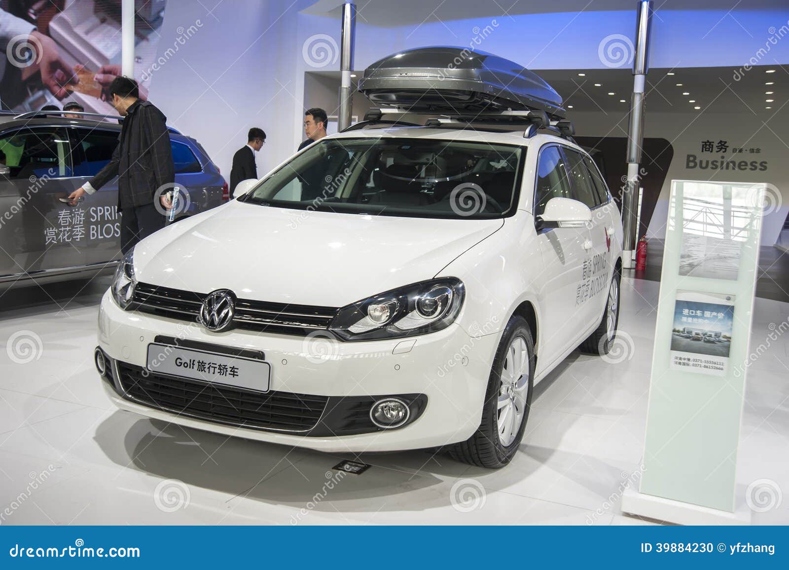 Vit volkswagen golfbil redaktionell foto. Bild av drev - 39884230