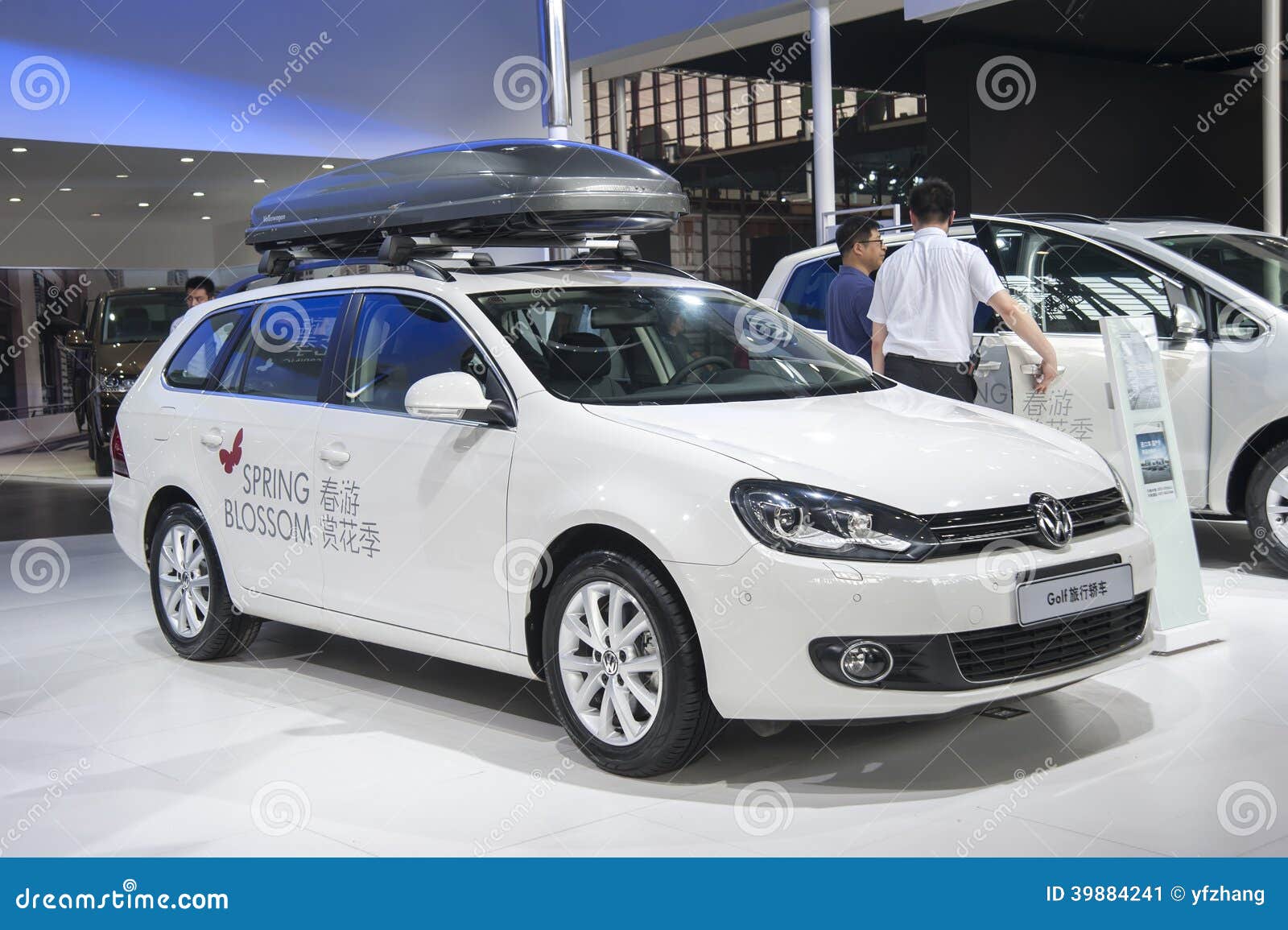 Vit volkswagen golfbil redaktionell bild. Bild av volkswagen - 39884241