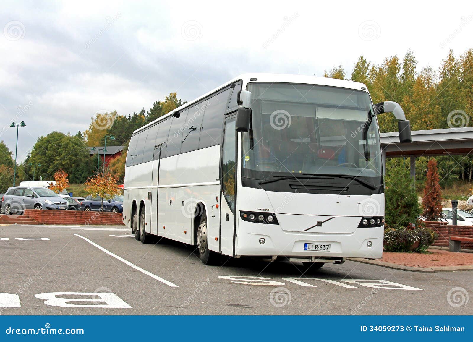 Vit Volvo buss redaktionell arkivfoto. Bild av passagerare - 34059273