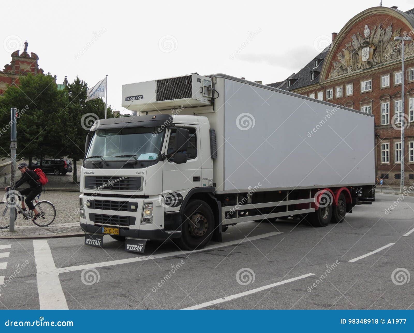 Vit Volvo lastbil redaktionell arkivfoto. Bild av volvo - 98348918