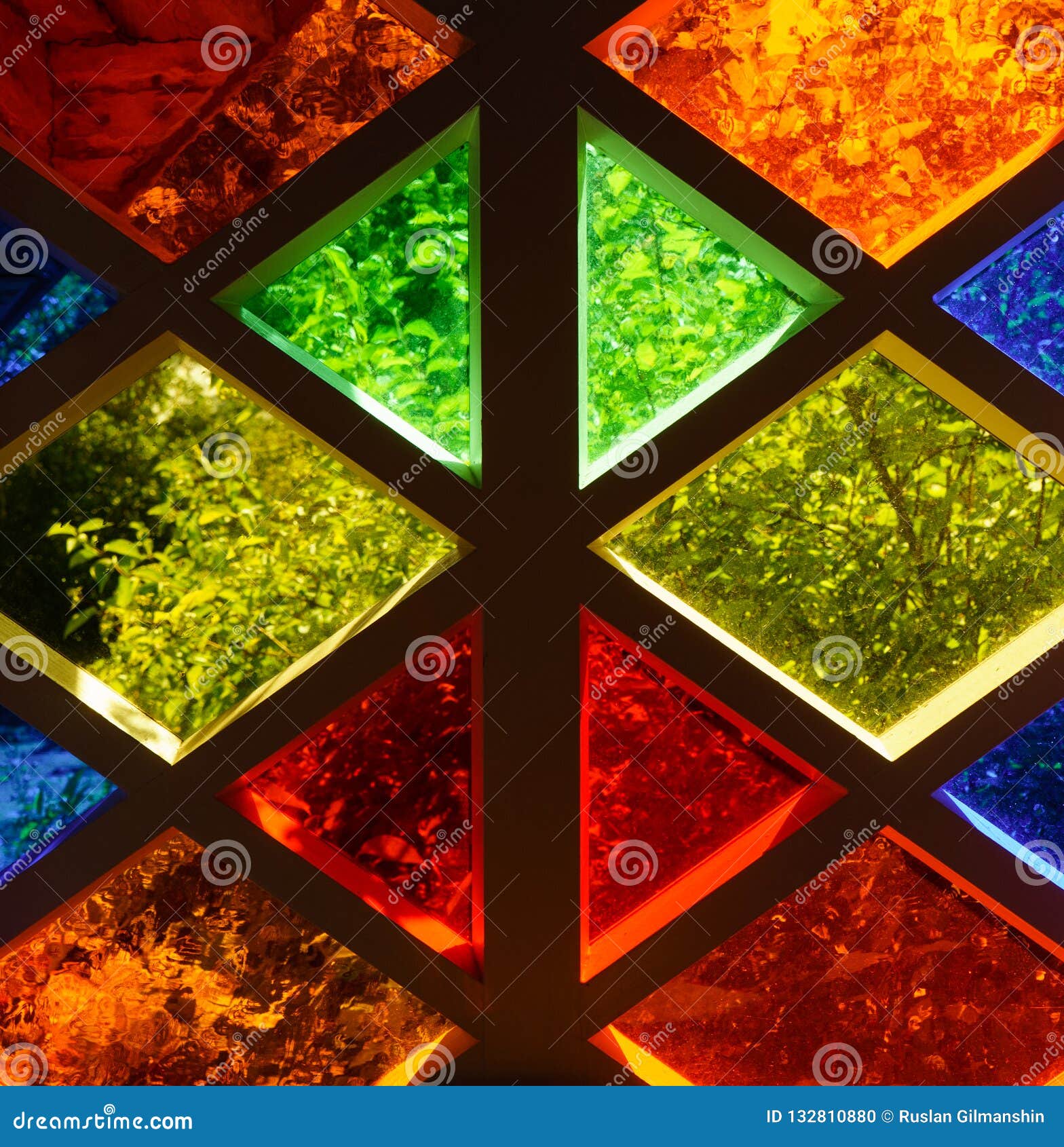 Vitral de vidrio coloreado foto de archivo. Imagen de iglesia - 132810880