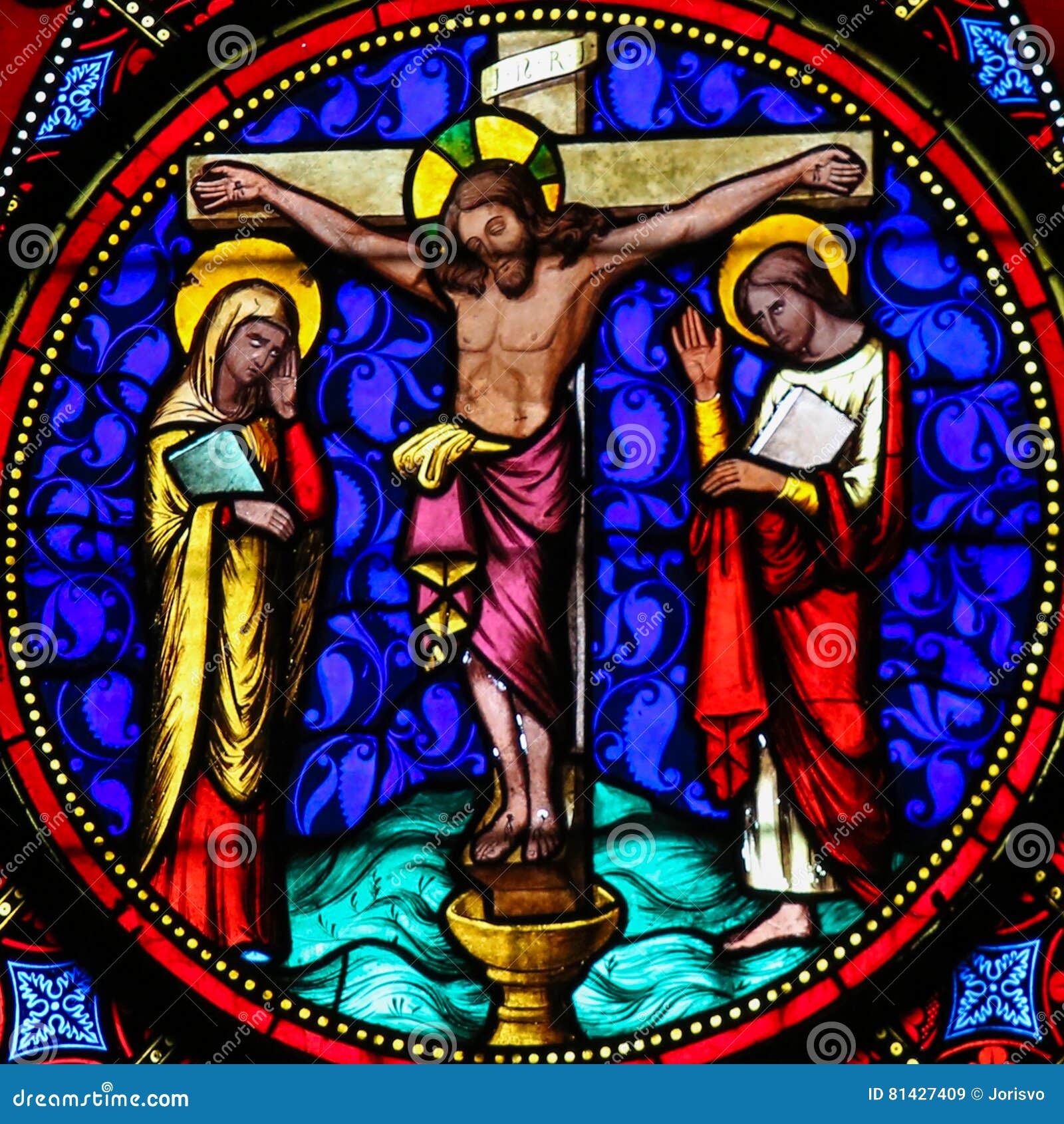 Vitral - Jesus na cruz imagem de stock editorial. Imagem de santo ...