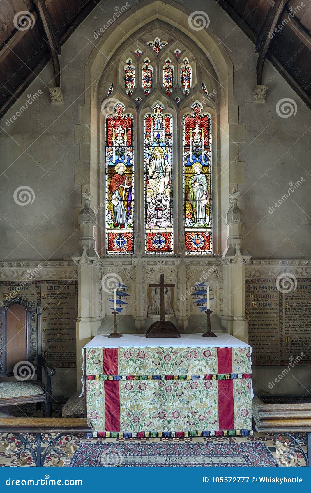 Vitral y altar imagen de archivo. Imagen de velas, james - 105572777