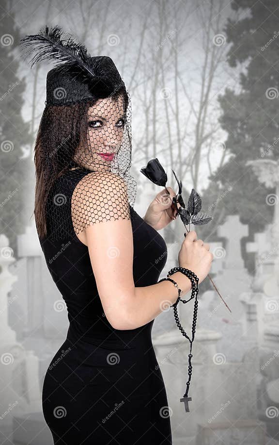 Viuda negra con un velo imagen de archivo. Imagen de hembra - 68877997