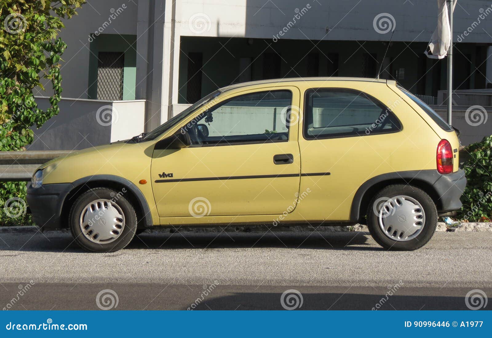 Vivats jaunes d'Opel Corsa photo éditorial. Image du italie - 90996446