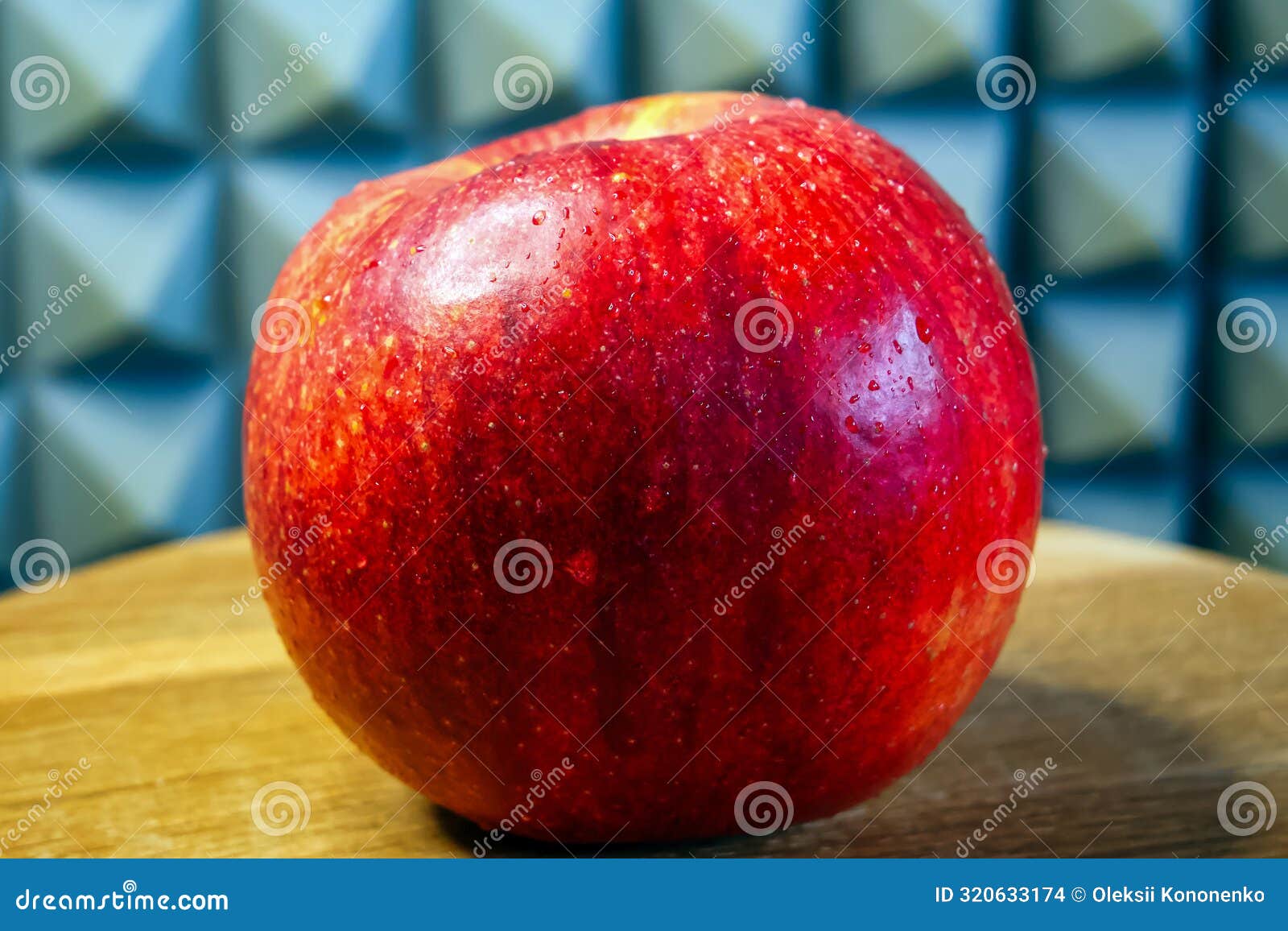 Vivid Coloration and Moisture of Apple Accentuated by Complex Gray ...