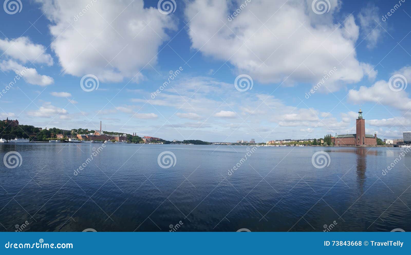 Vivienda Del Siglo XVIII Y El Edificio De Ayuntamiento De Estocolmo ...