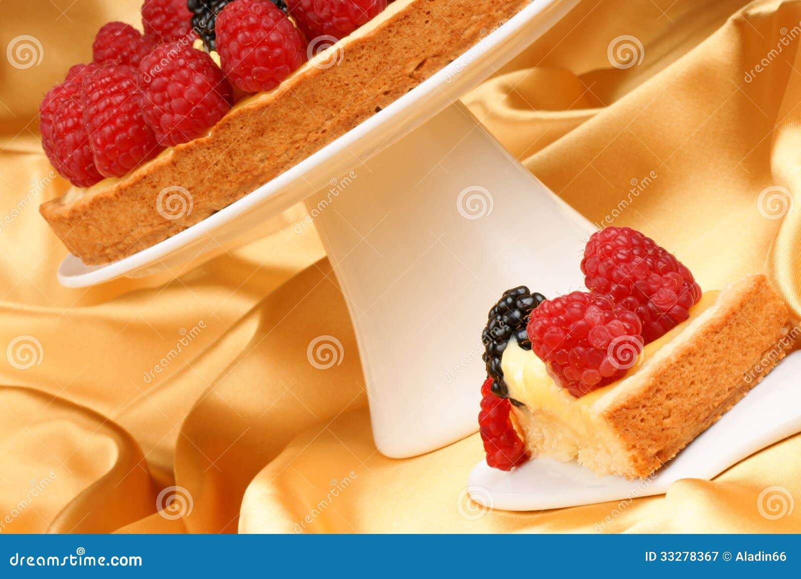 Vla Scherp Met Frambozen En Braambessen Stock Afbeelding - Image of ...