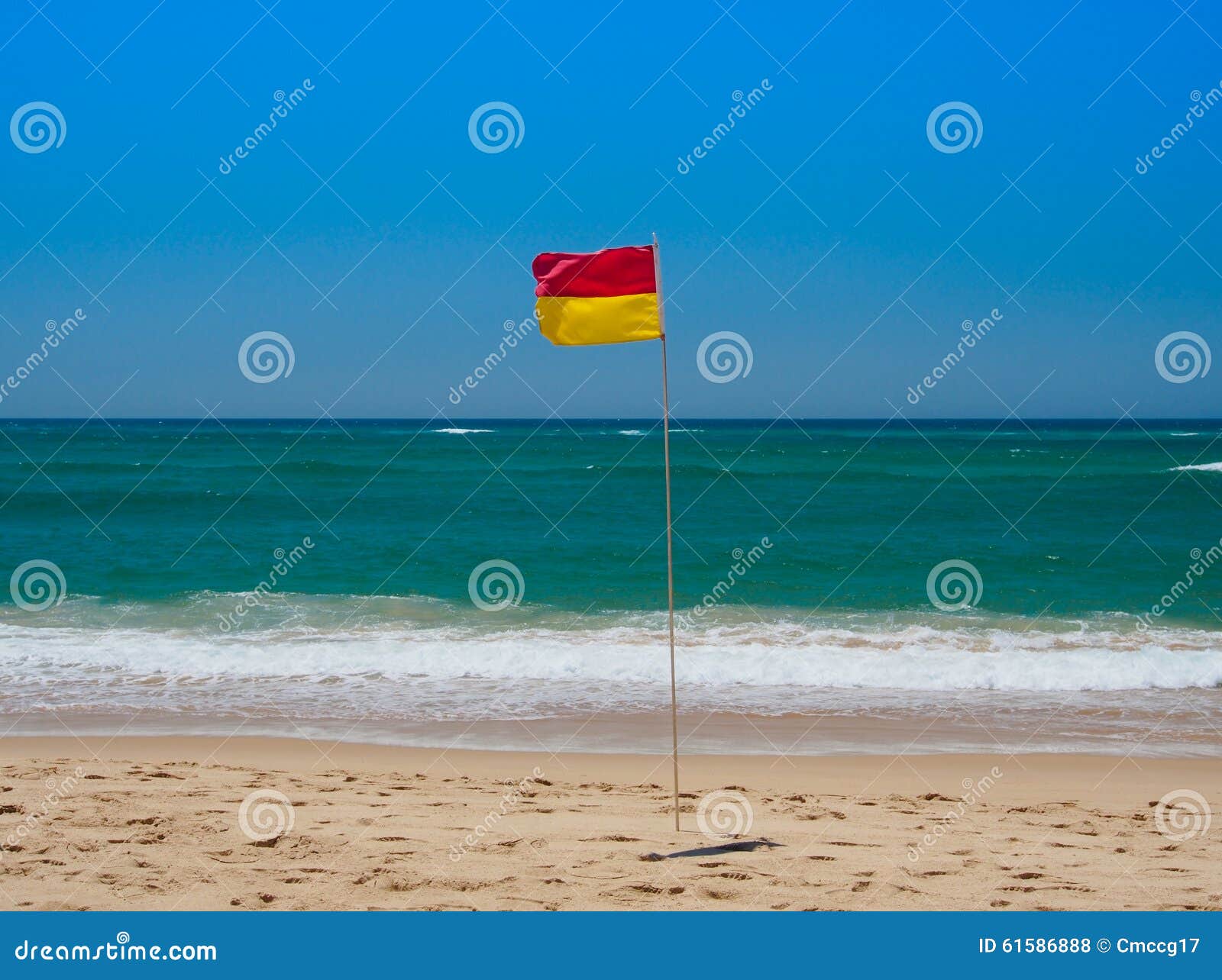 Vlag op het Strand stock foto. Image of zonlicht, noodsituatie - 61586888
