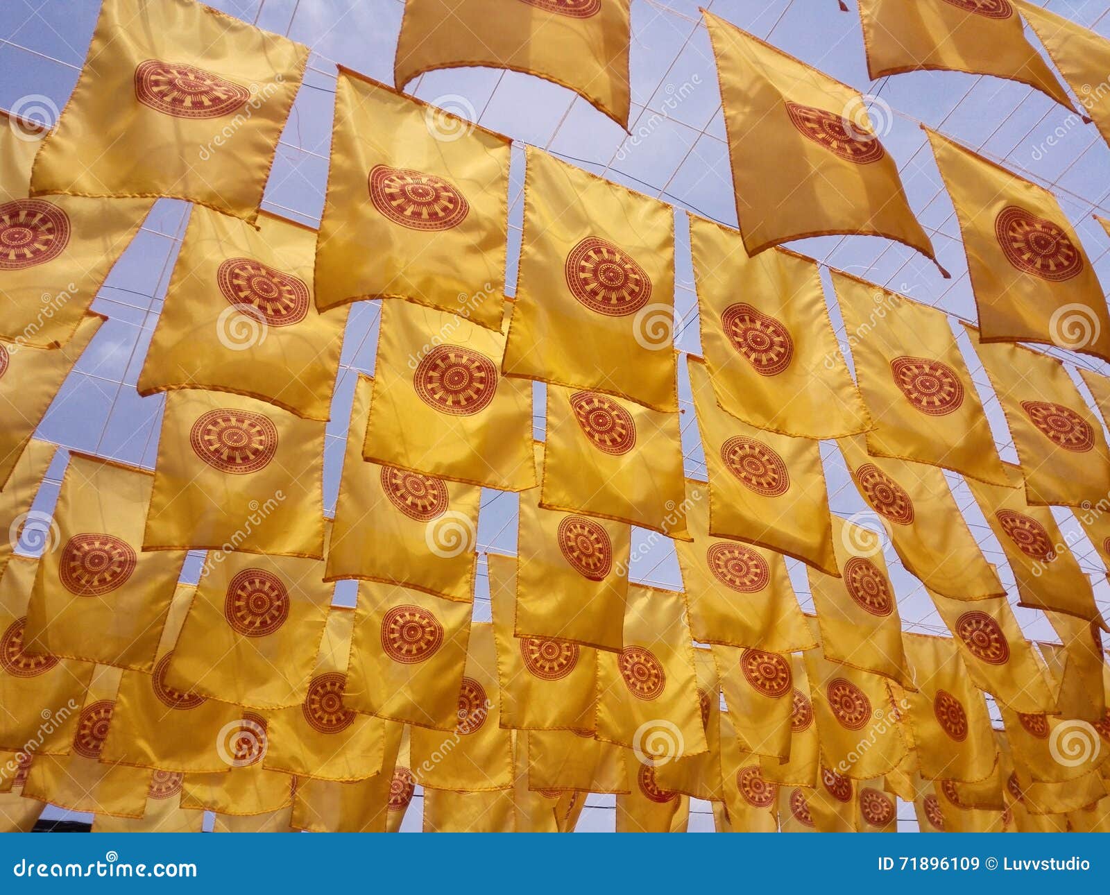 Vlaggen Van Dhammajak, Symbool Van Boeddhisme Stock Afbeelding - Image ...