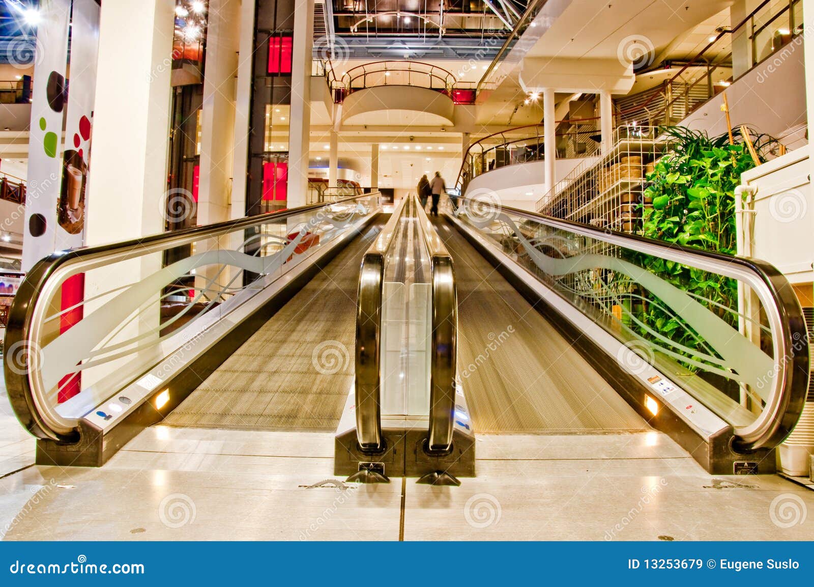 Vlakke Lege Roltrap in Het Winkelcomplex Stock Afbeelding - Image of ...