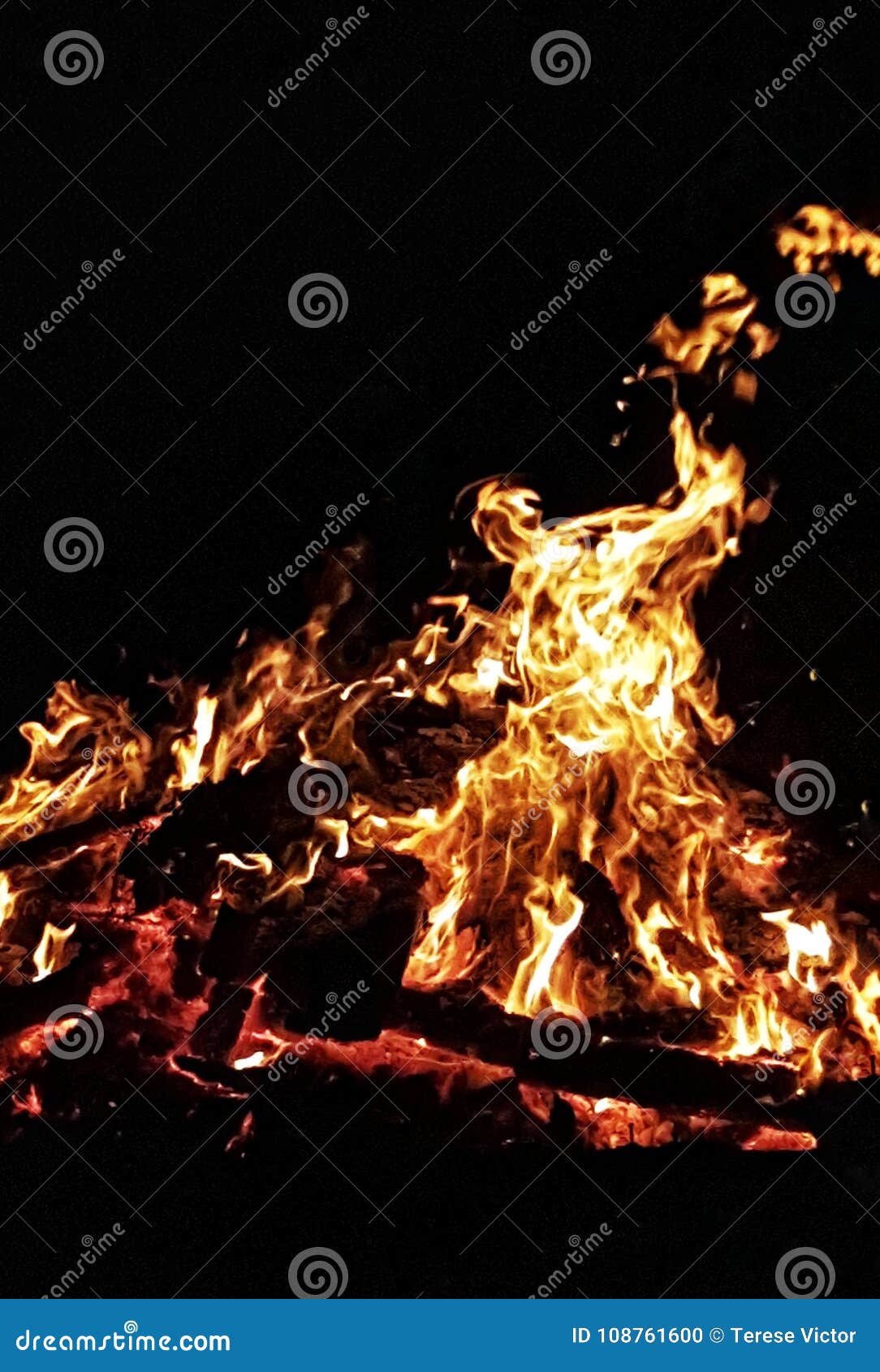 Vlam stock foto. Image of sinaasappel, intens, donker - 108761600