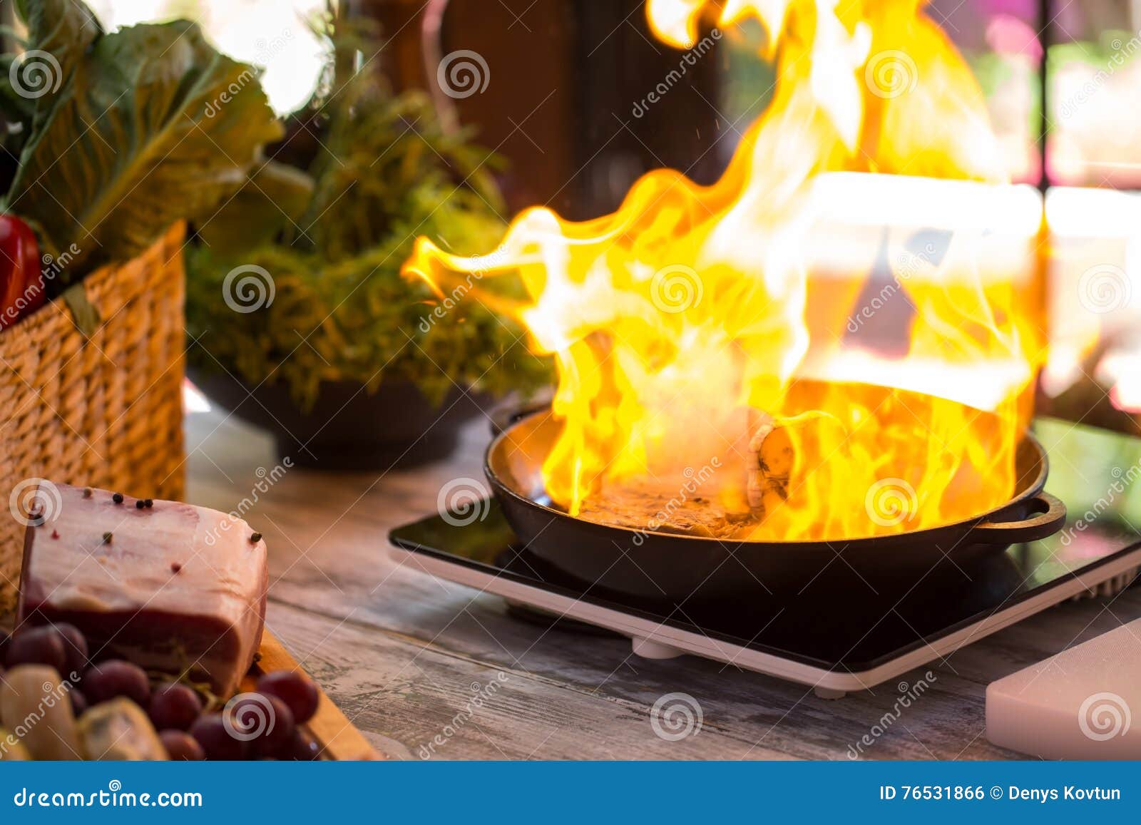 Vlam in een pan stock foto. Image of voedsel, keuken - 76531866