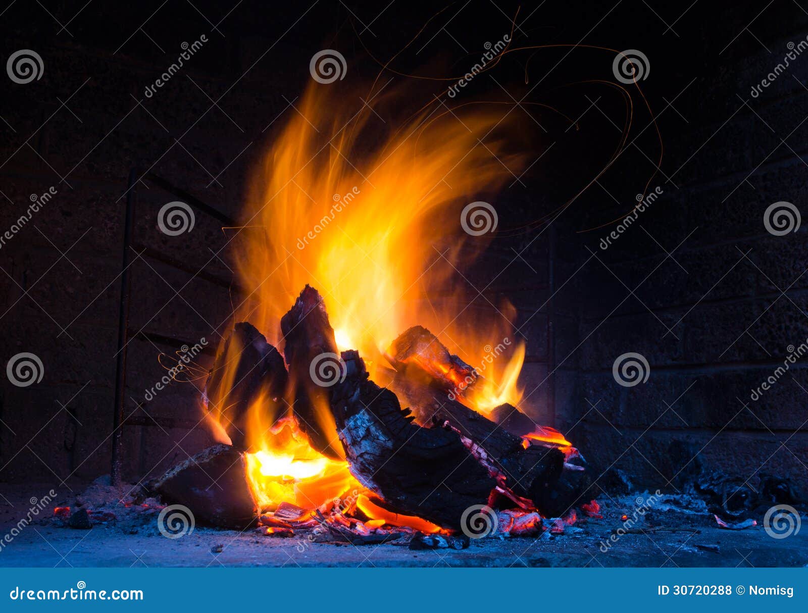 Vlammen in brandplaats stock foto. Image of vonken, vlammen - 30720288
