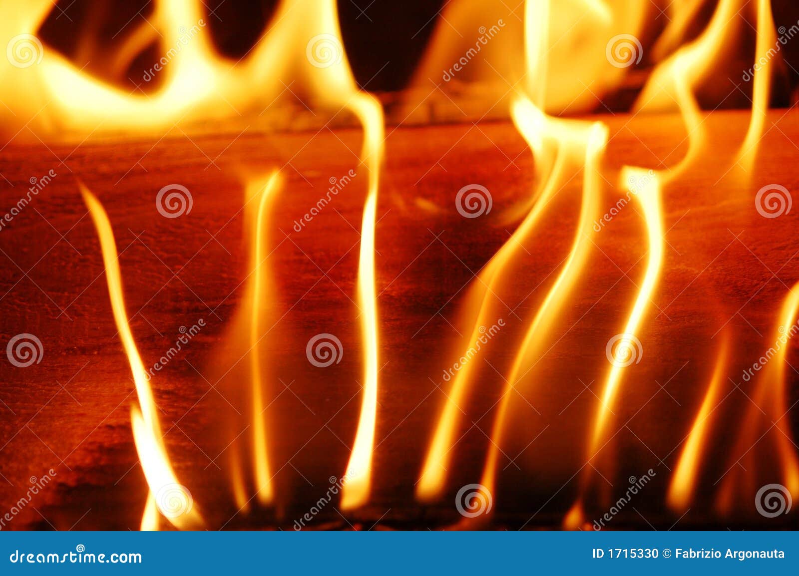 Vlammen II van de brand stock foto. Image of oplettend - 1715330