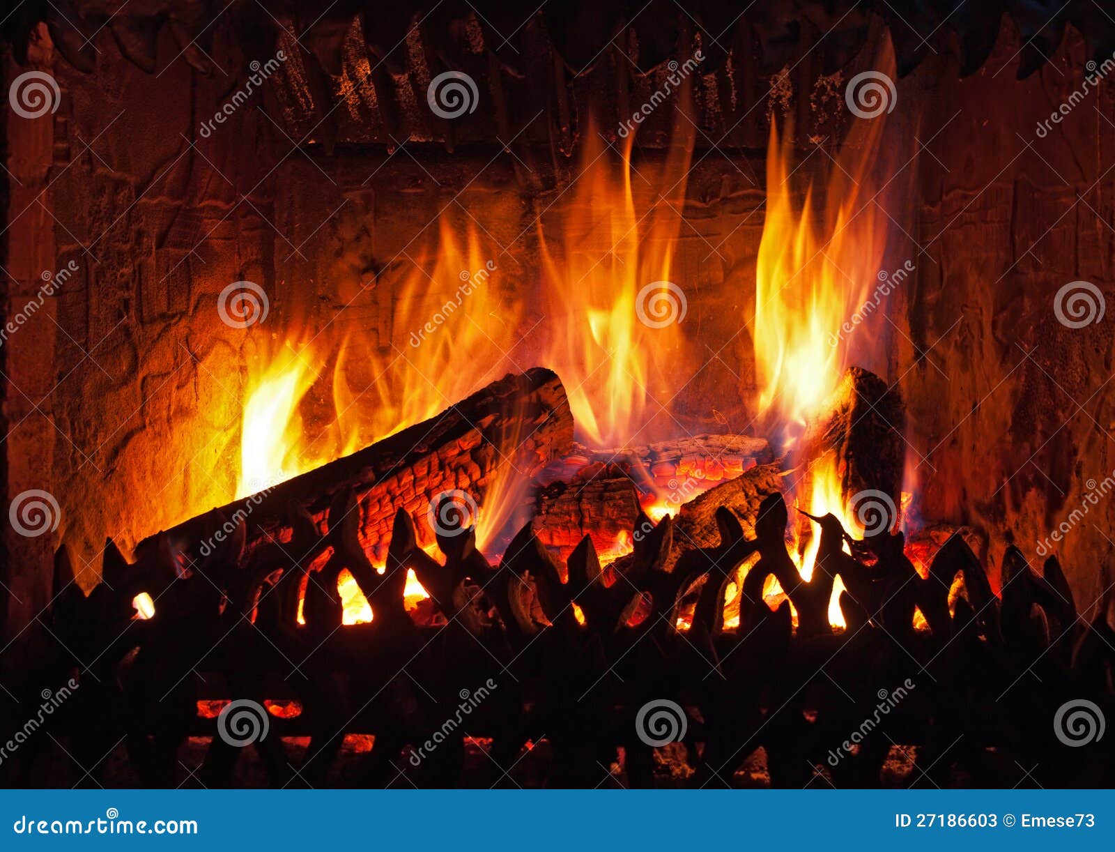 Vlammen in open haard stock afbeelding. Image of mooi - 27186603