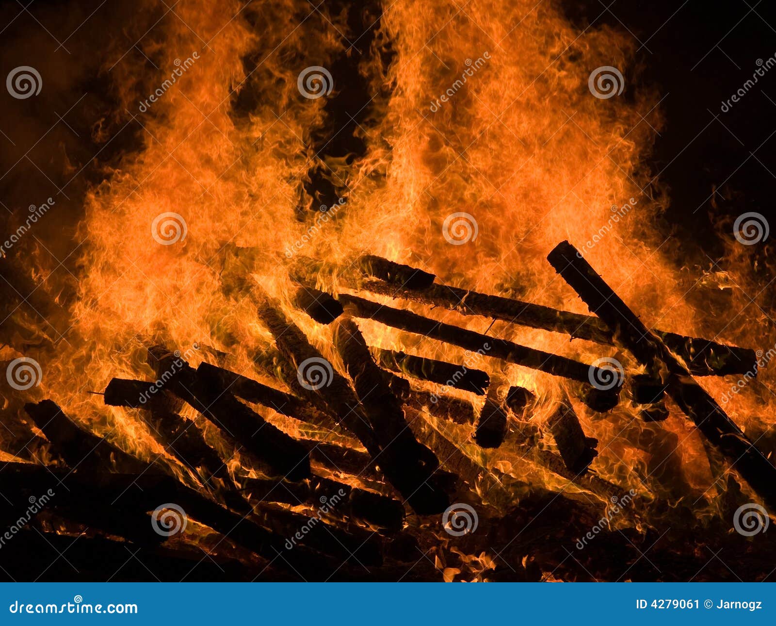 Vlammen van een brand stock afbeelding. Image of brandstof - 4279061