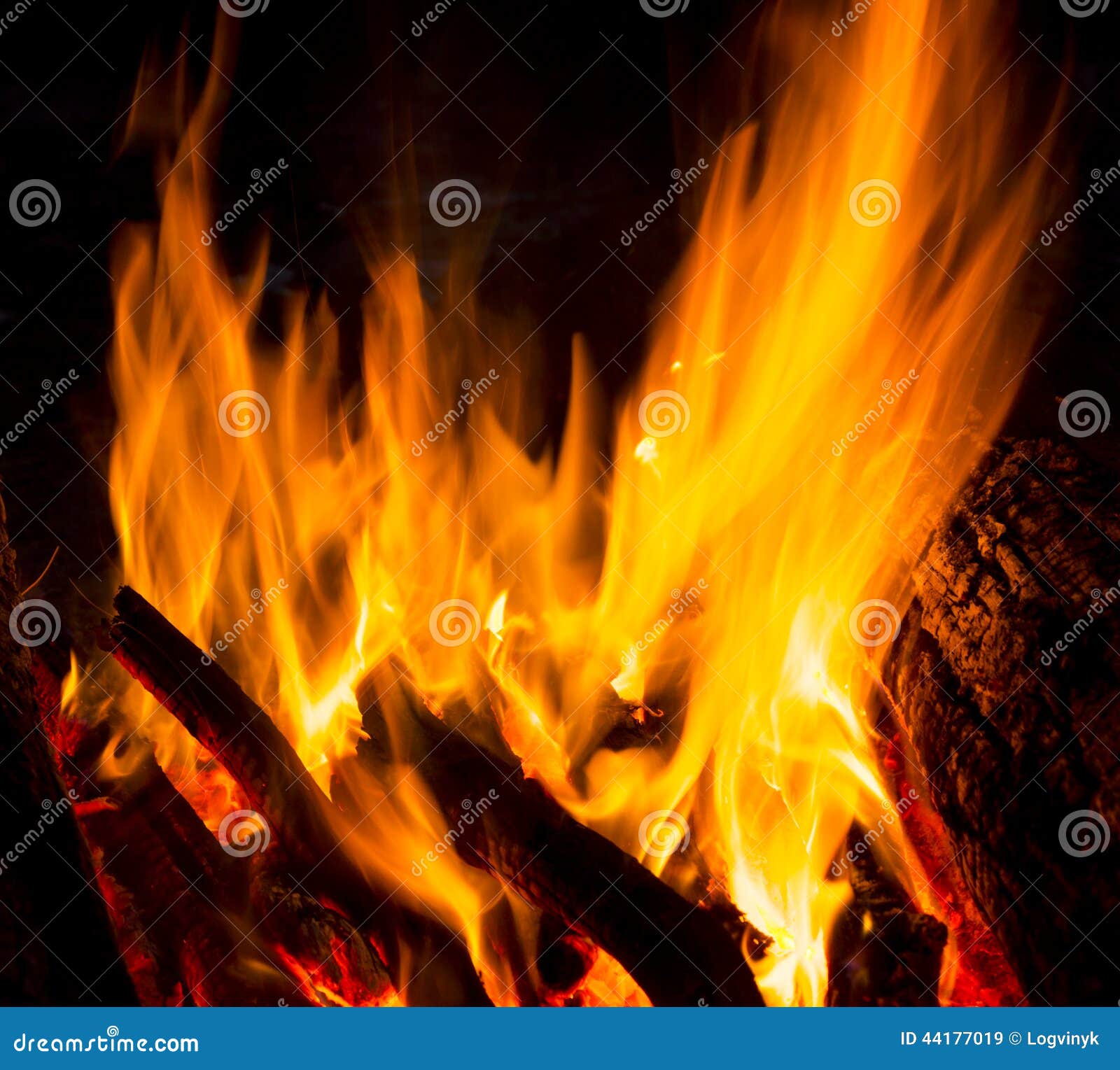 Vlammen Van Een Kampvuur in De Nacht Stock Afbeelding - Image of ...