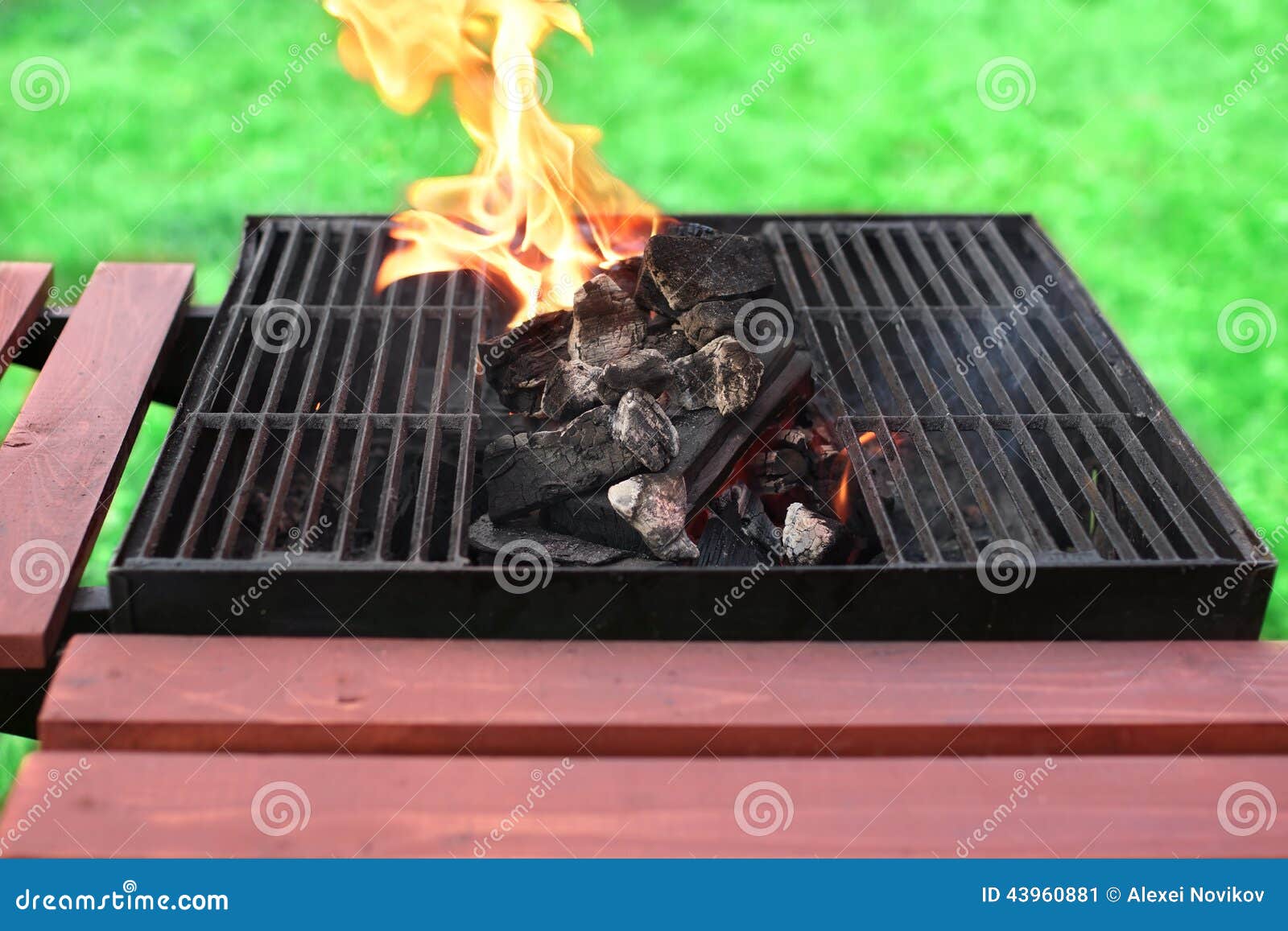 Vlammende Houtskool En BBBQ-Grill Stock Afbeelding - Image of brand ...