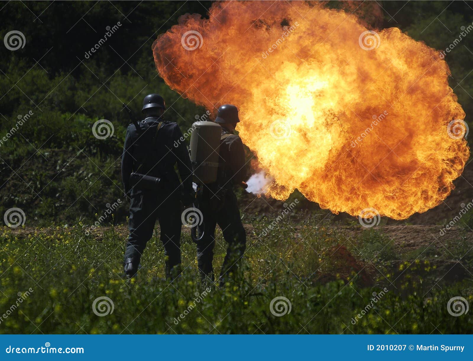 Vlammenwerper stock afbeelding. Image of troopers, hitte - 2010207