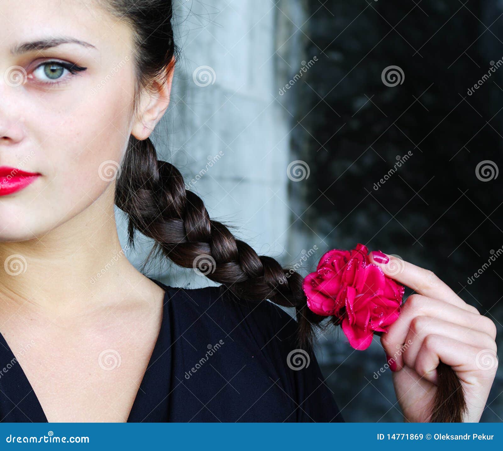 Vlecht met een rode bloem stock afbeelding. Image of jong - 14771869