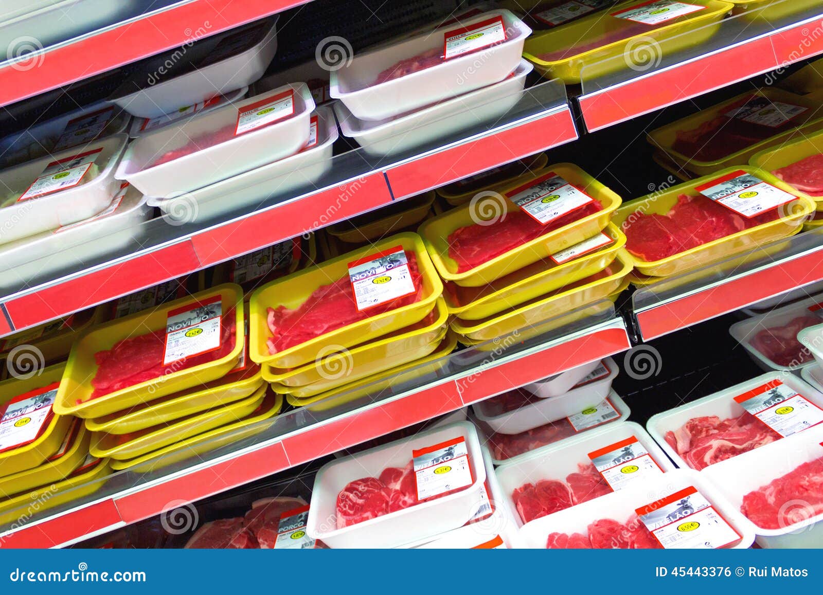 Vlees bij de supermarkt stock foto. Image of markt, kalium - 45443376