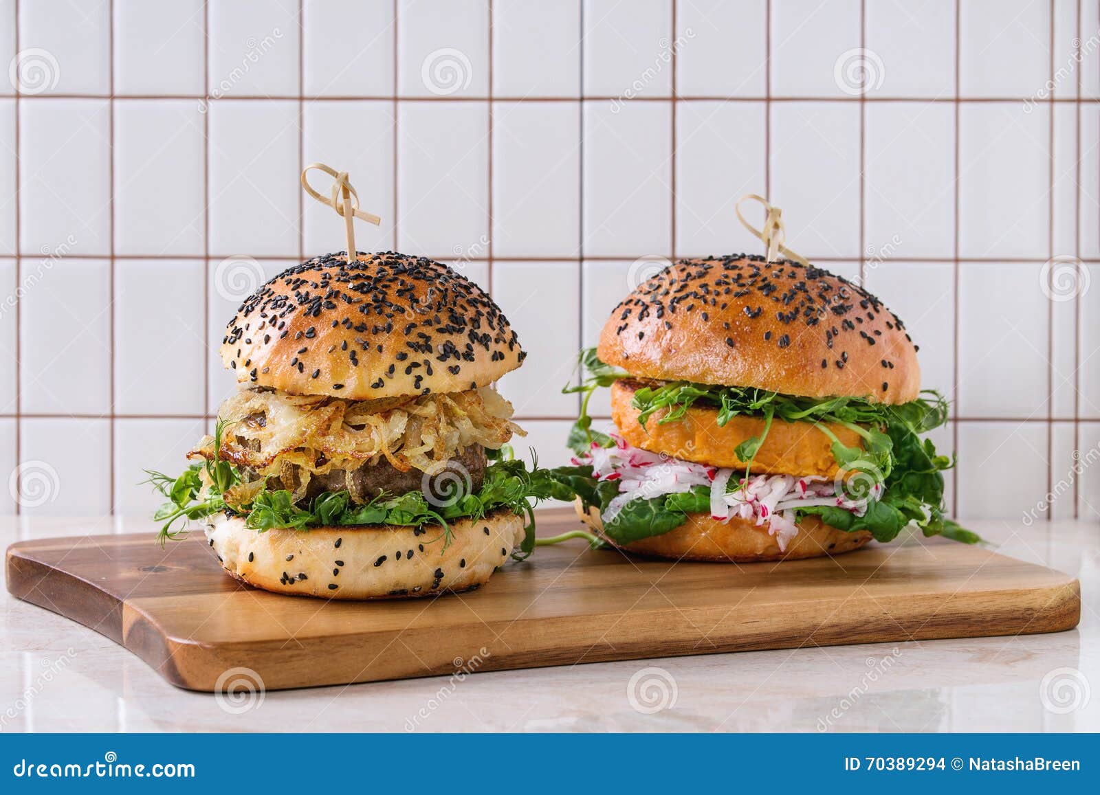 Vlees en veggie burgers stock foto. Image of voedsel - 70389294