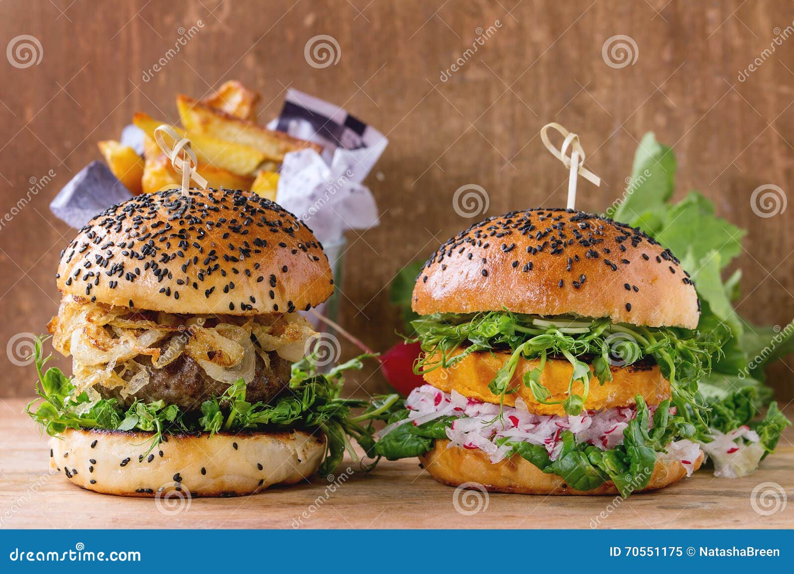 Vlees en veggie burgers stock afbeelding. Image of begrip - 70551175