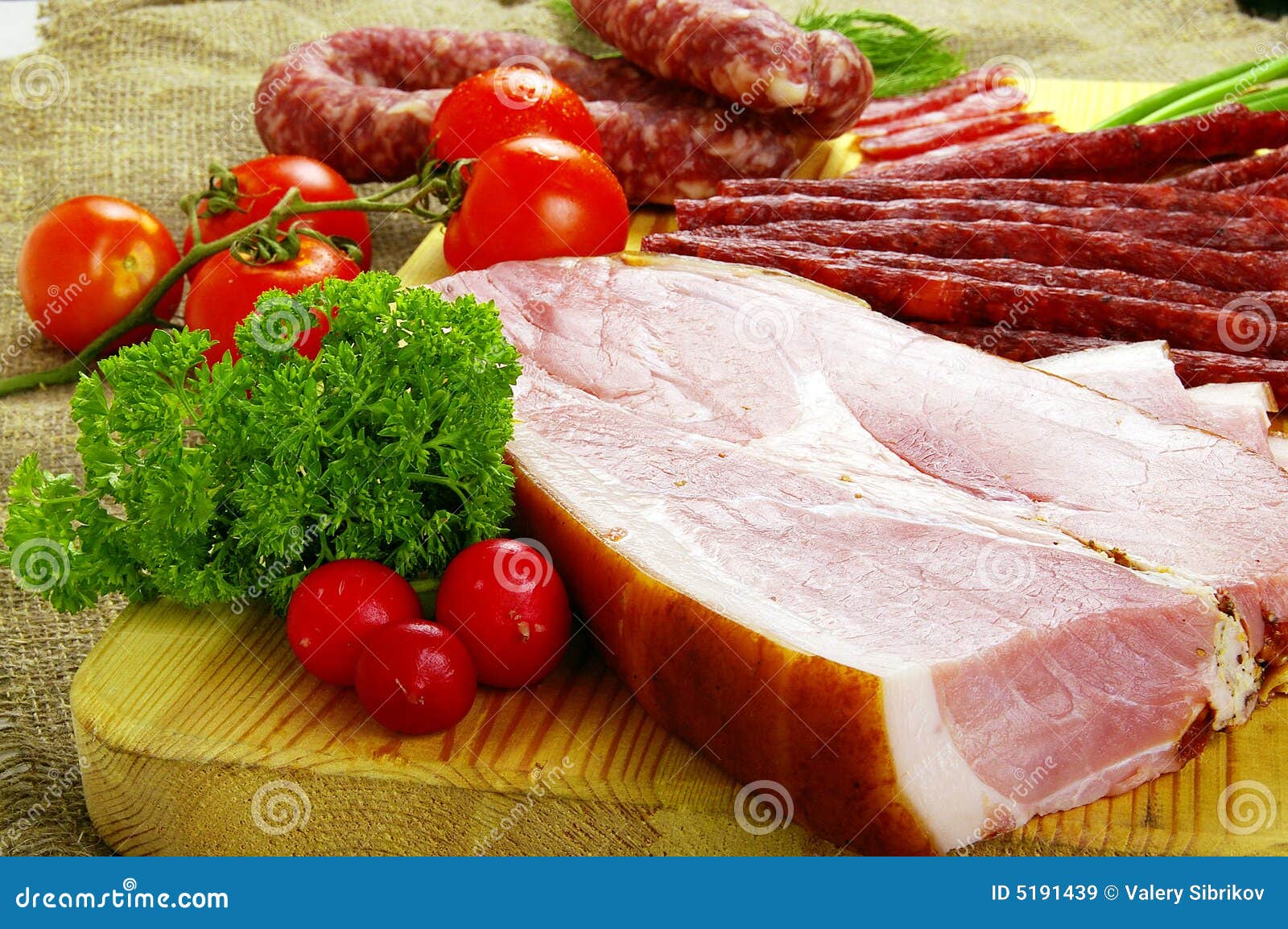 Vlees en worst stock afbeelding. Image of voedsel, overmaat - 5191439