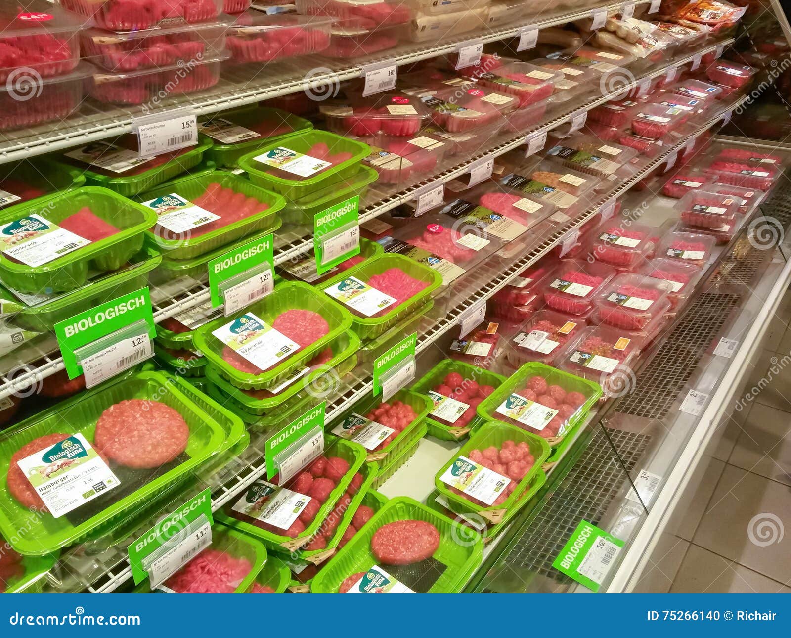 Vlees in supermarkt redactionele afbeelding. Image of nederlands - 75266140