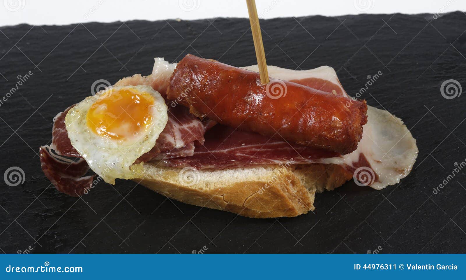 Vleespen Met Worst, Gebraden Ei En Ham Stock Afbeelding - Image of rijk ...