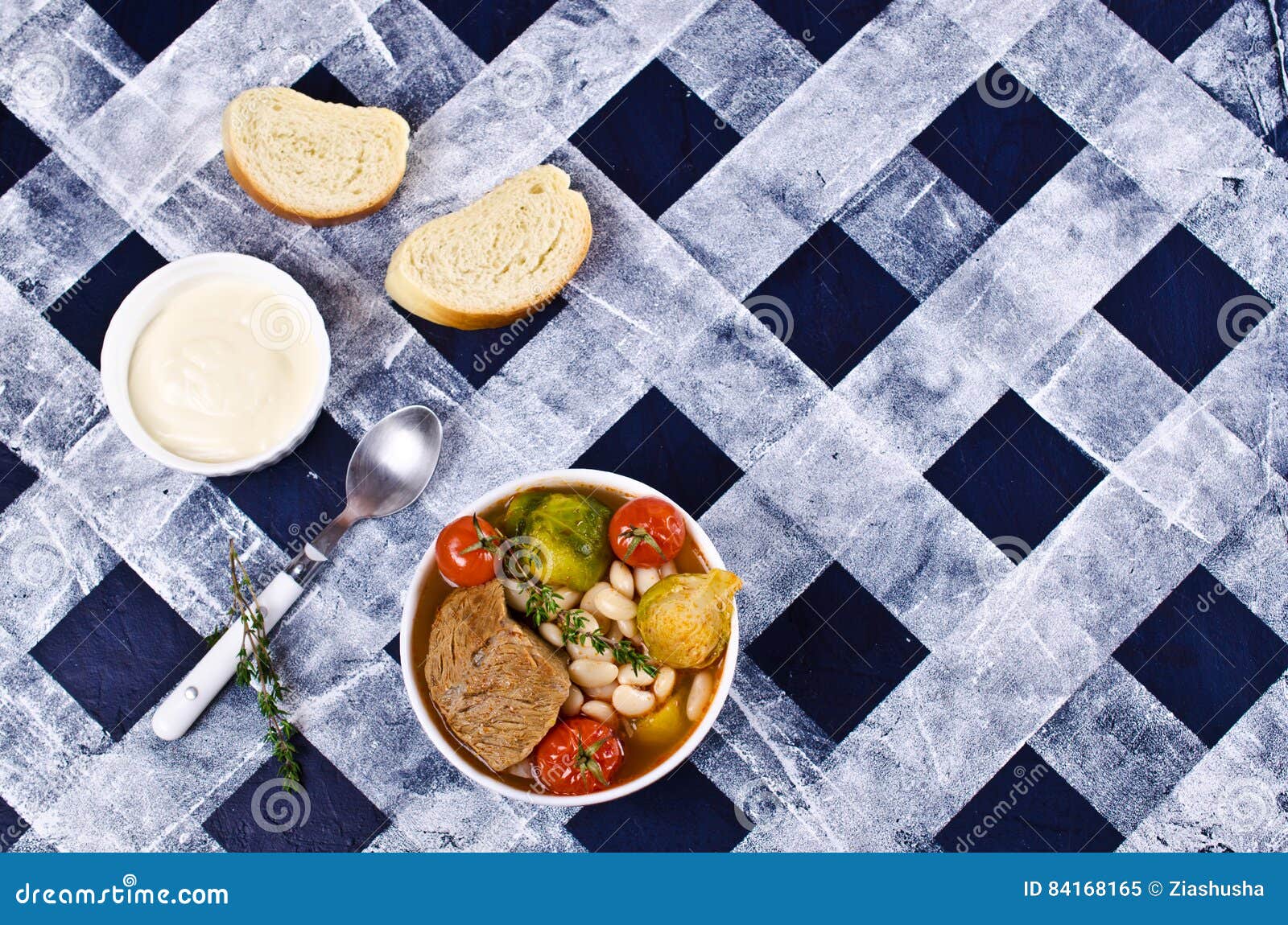 Vleessoep met bonen stock afbeelding. Image of gekookt - 84168165