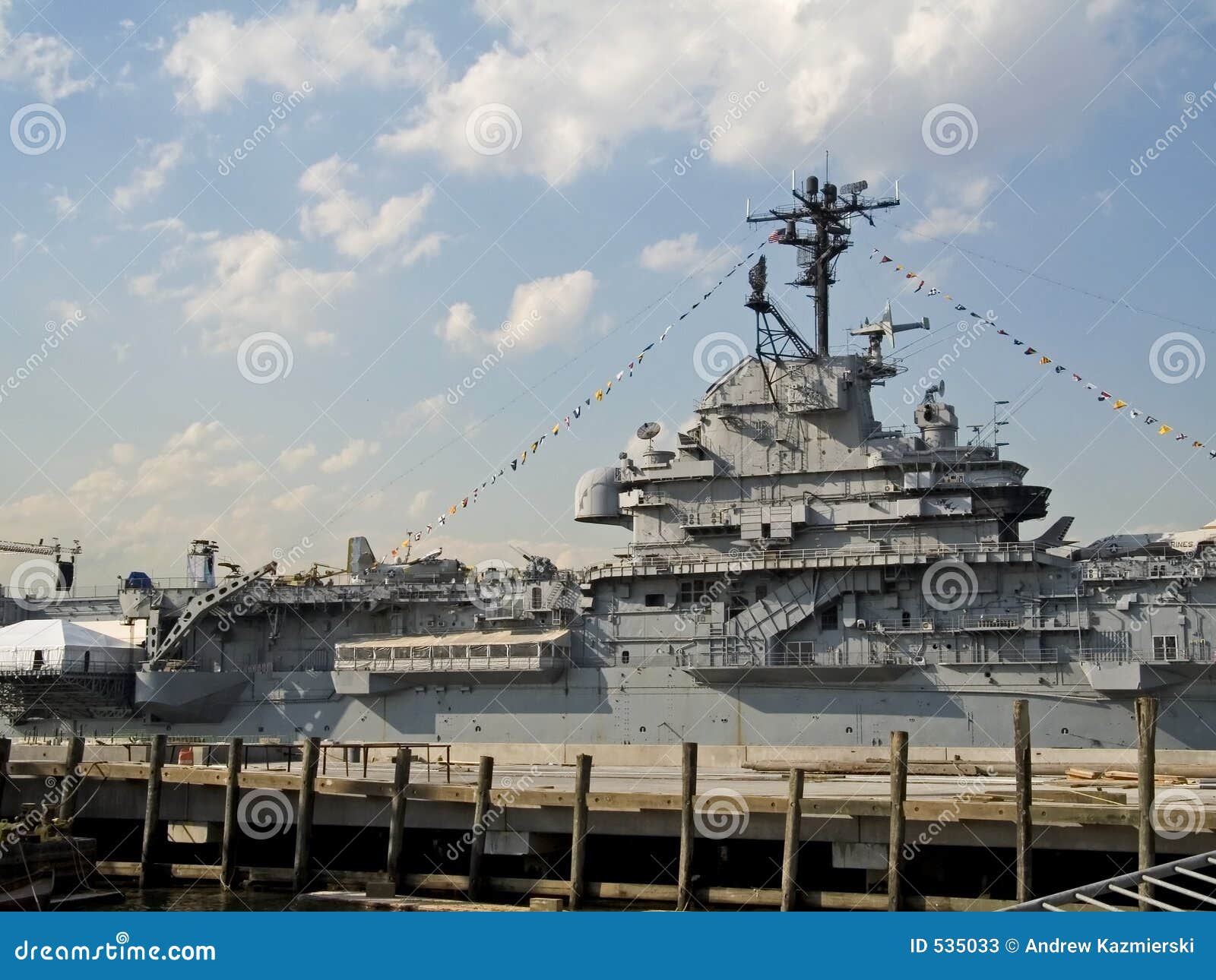 Vliegdekschip stock afbeelding. Image of militair, wolken - 535033