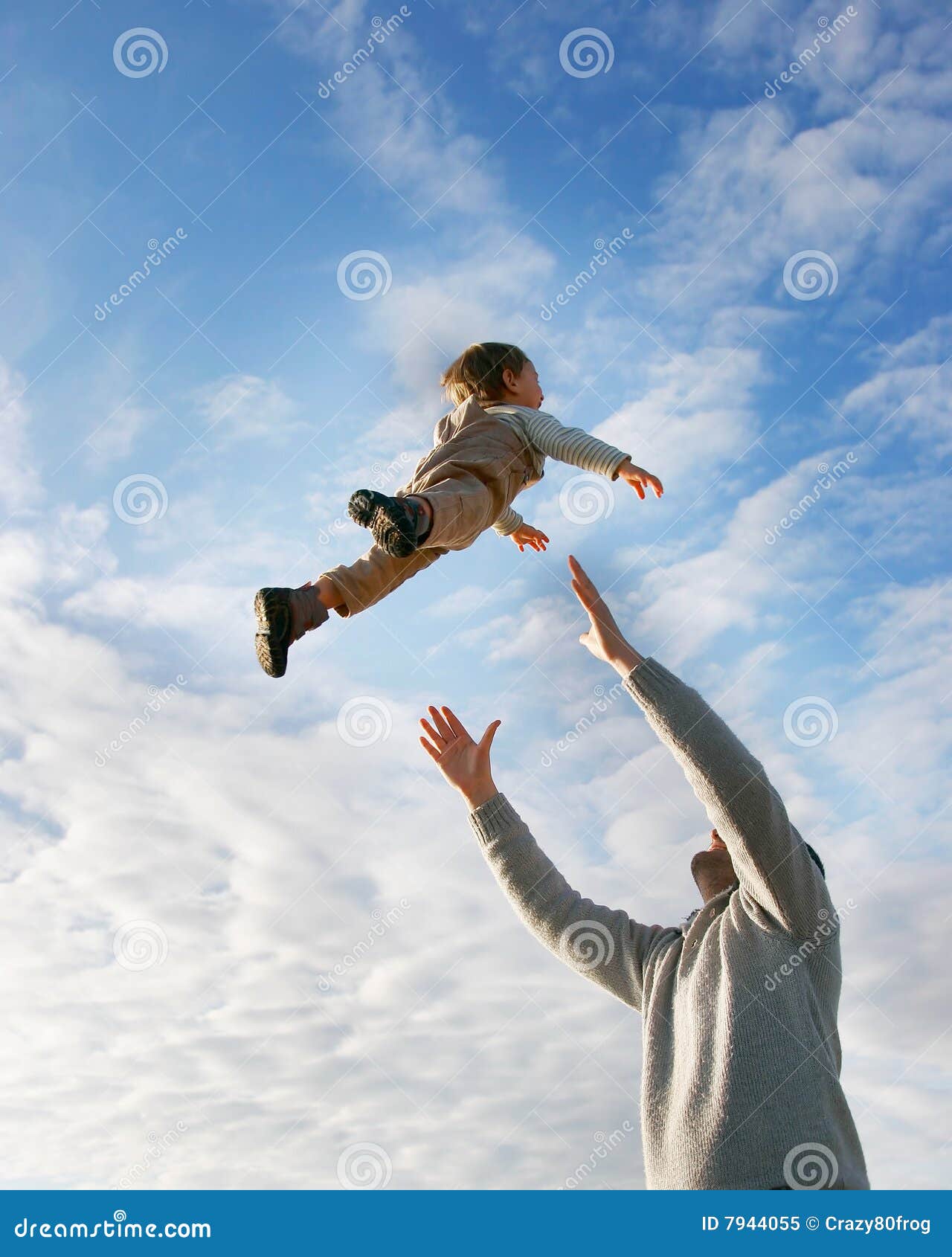 Vliegende jongen stock afbeelding. Image of papa, actief - 7944055