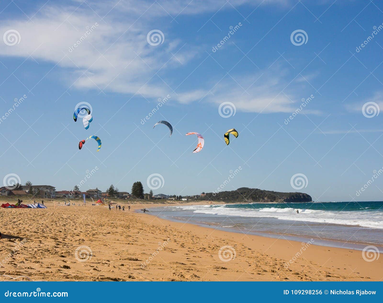 Vlieger Die Bij Het Strand Surft Stock Foto - Image of surfer ...