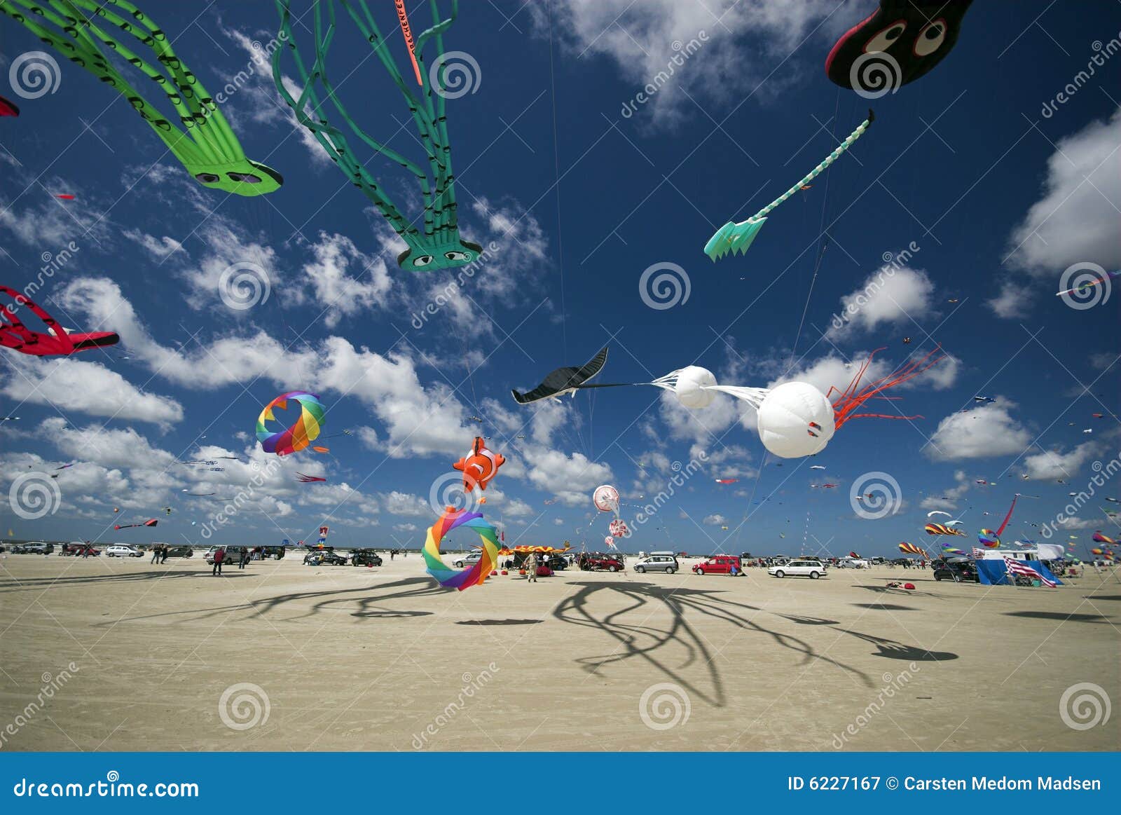 Vliegers Helemaal Over Het Strand Stock Afbeelding - Image of redactie ...