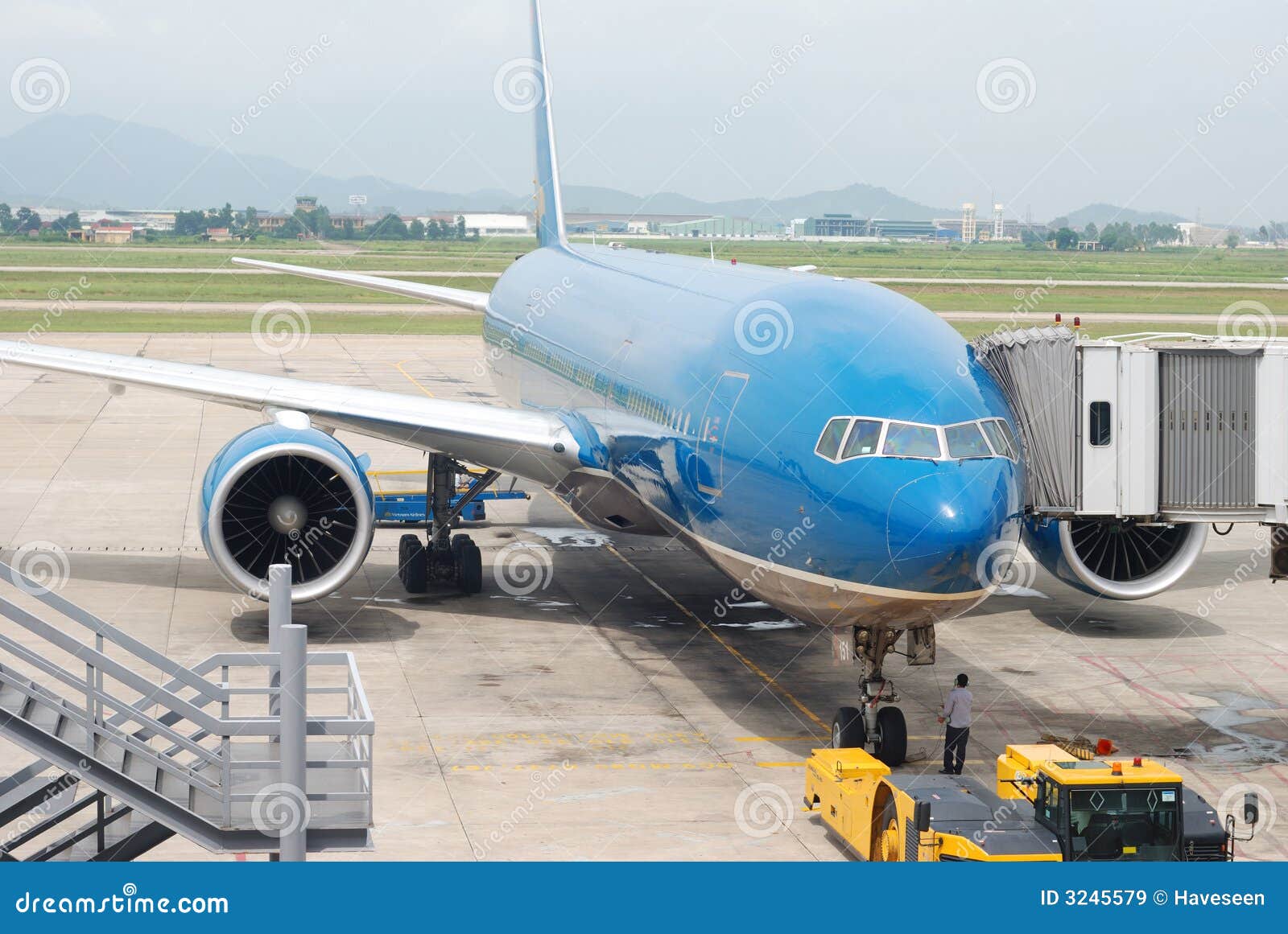 Vliegtuig stock afbeelding. Image of reis, vliegveld, instappen - 3245579