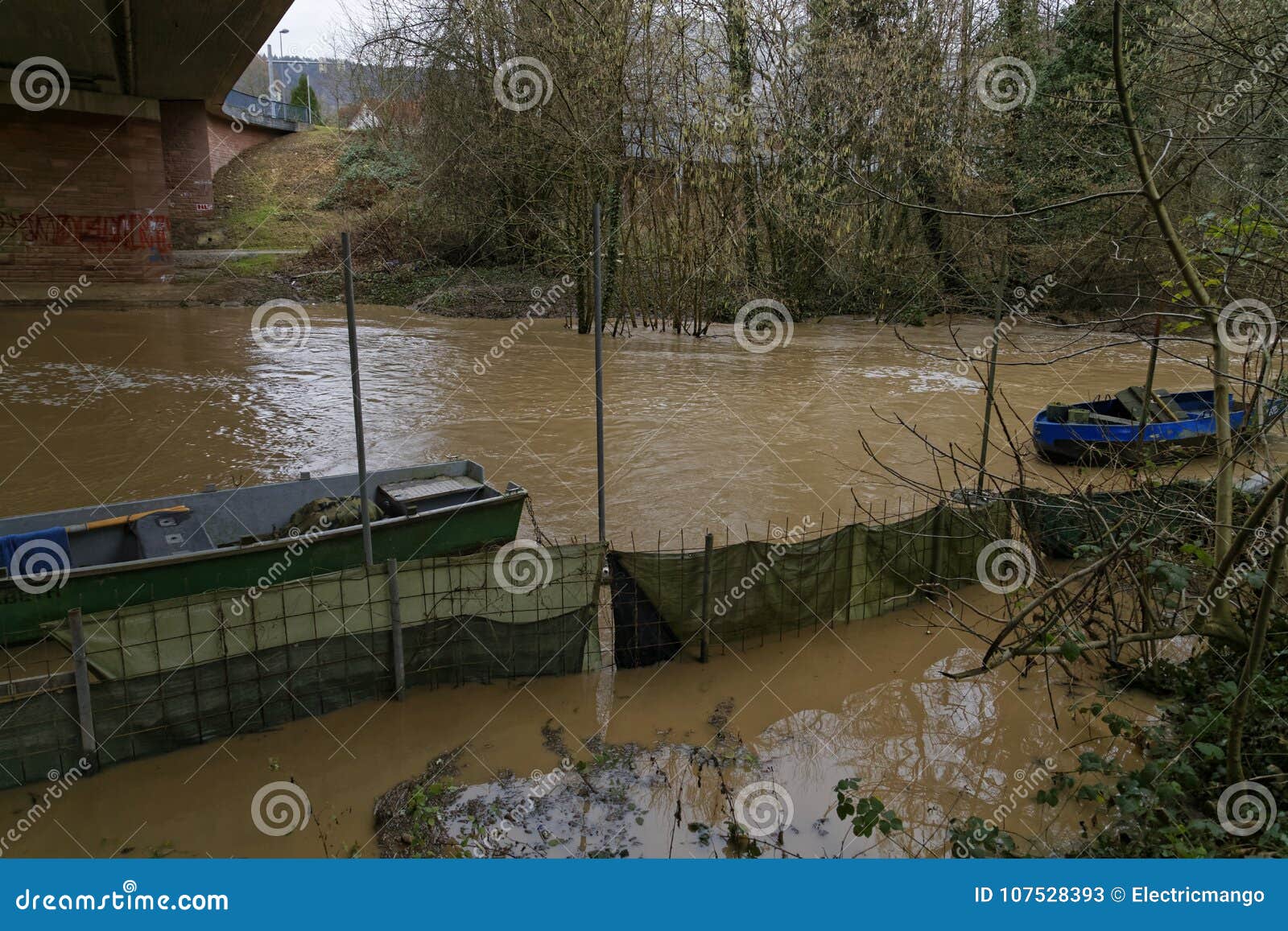 Vloed redactionele stock foto. Image of demping, overstroming - 107528393