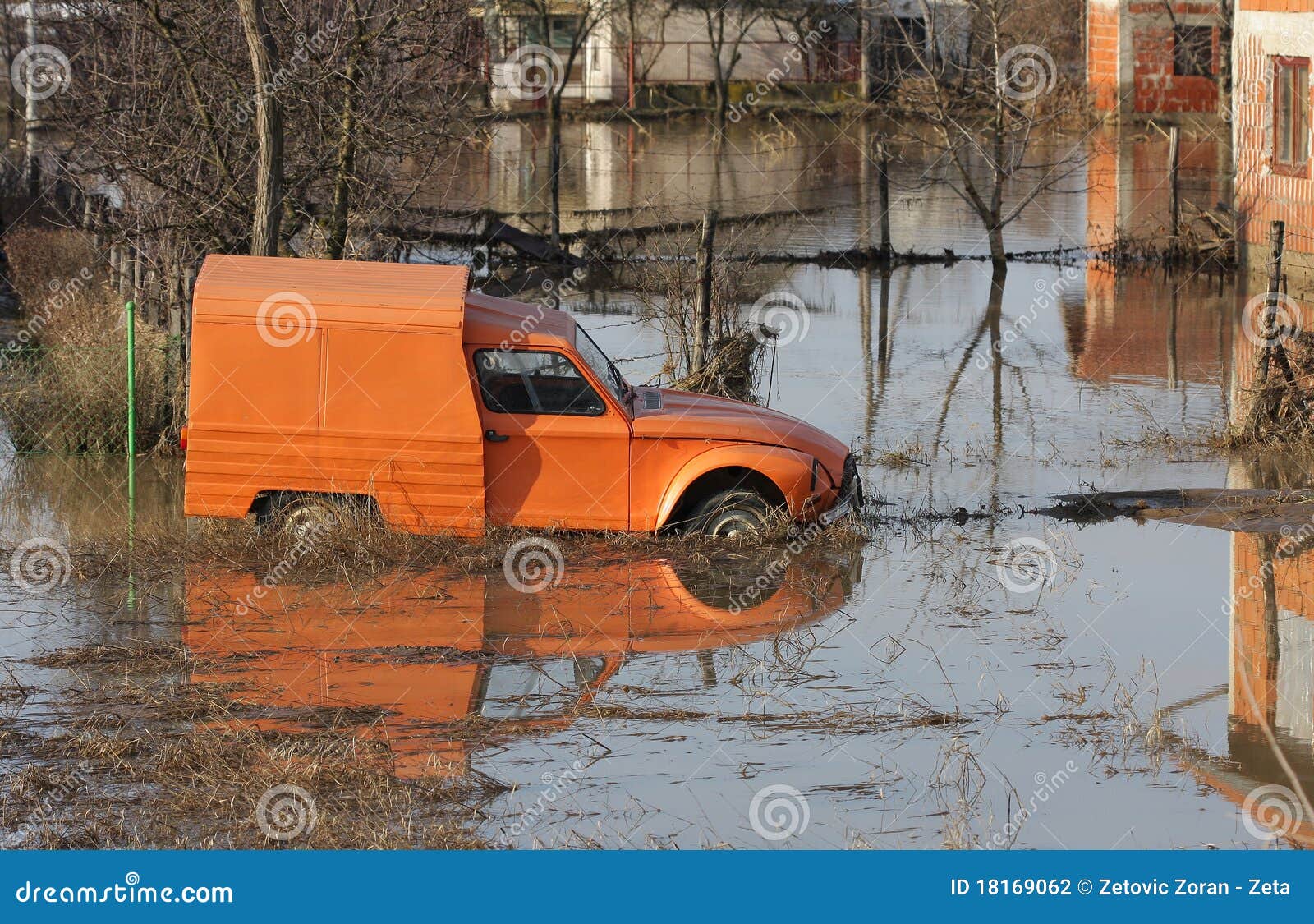 Vloed stock foto. Image of debacle, straat, regen, catastrofe - 18169062