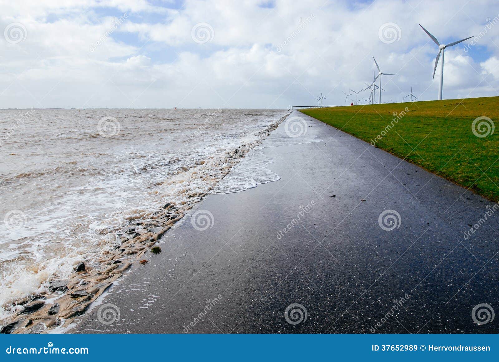 Vloed bij een Dijk stock afbeelding. Image of getijde - 37652989