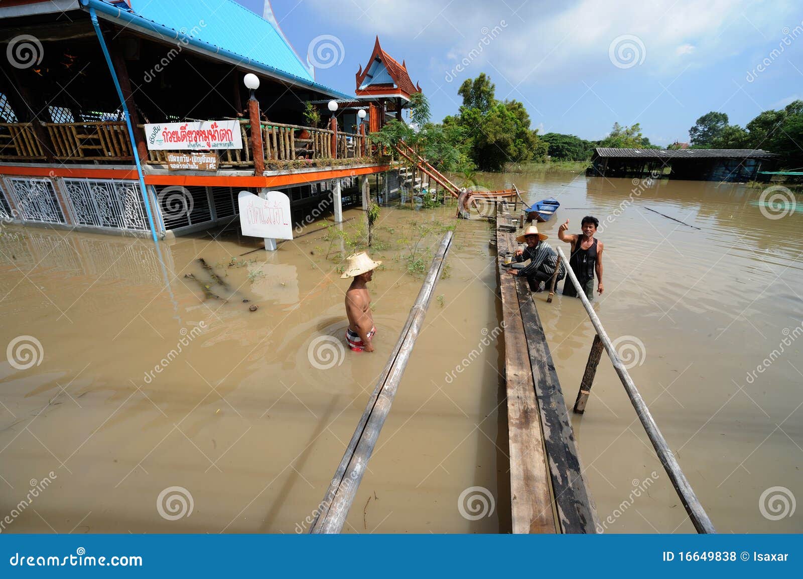 Vloed in Thailand redactionele stock foto. Image of weer - 16649838