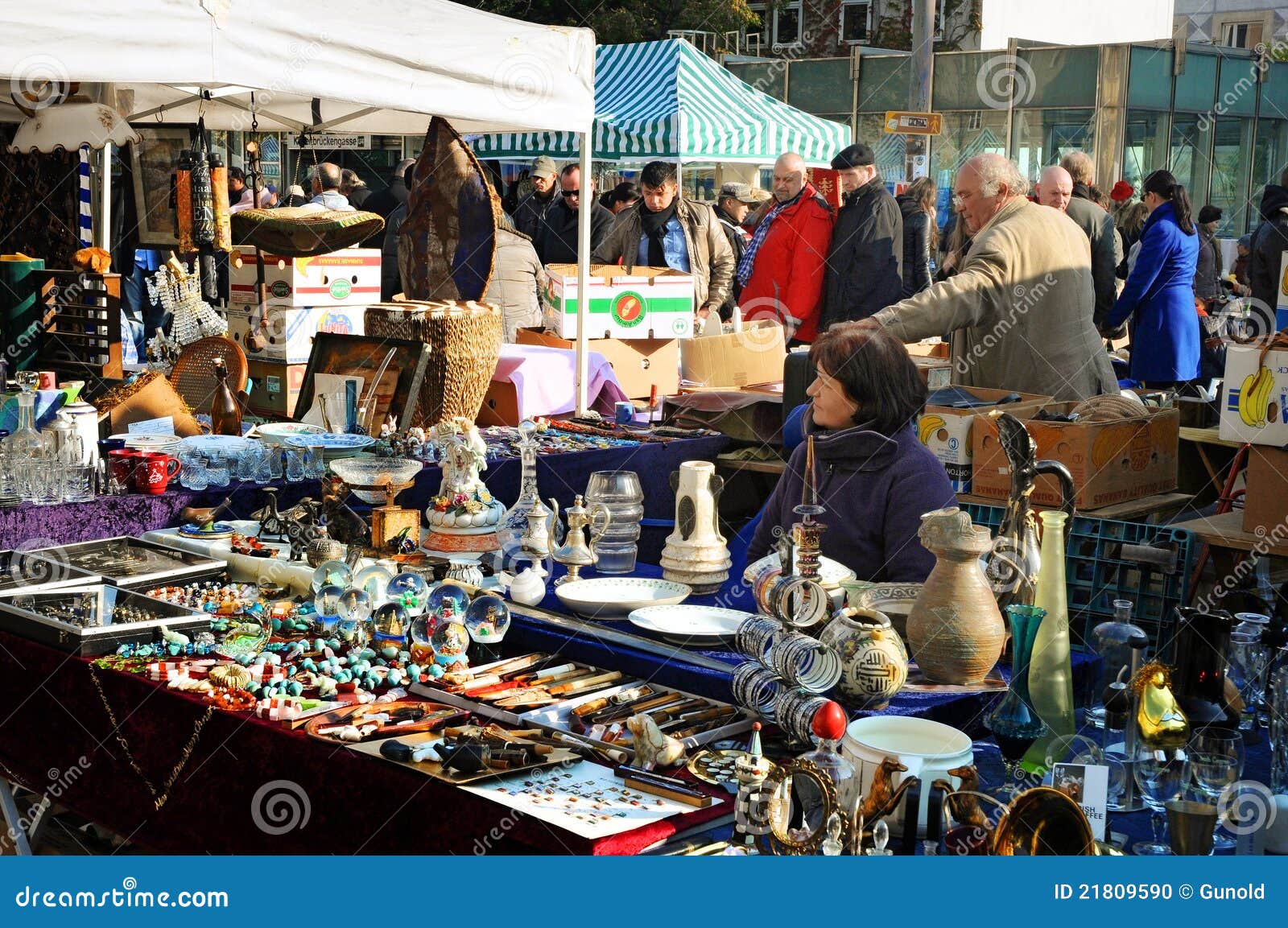 Vlooienmarkt redactionele afbeelding. Image of hoop, markt - 21809590