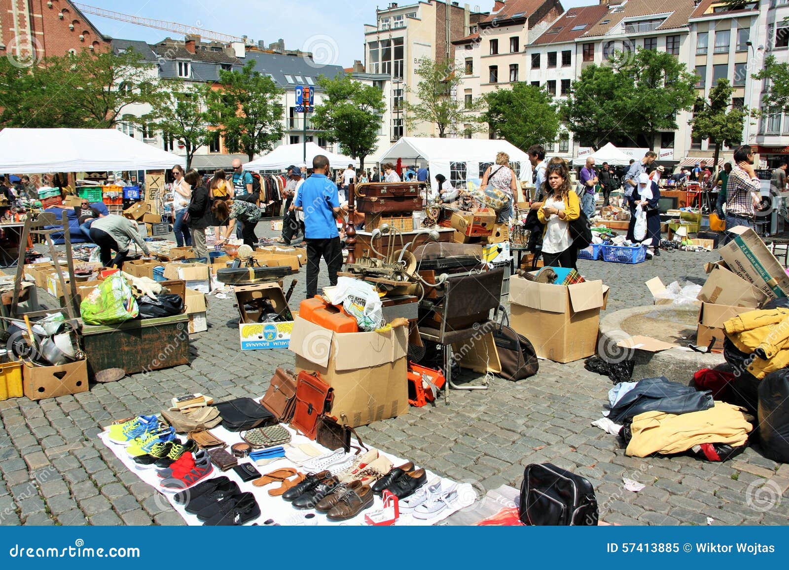 Vlooienmarkt in Brussel, België Redactionele Afbeelding - Image of ...