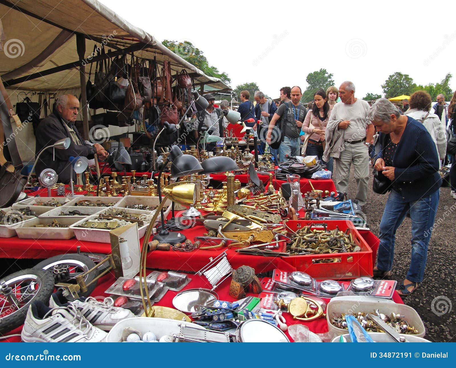 Vlooienmarkt Mauerpark, Berlijn Redactionele Foto - Image of lucht ...