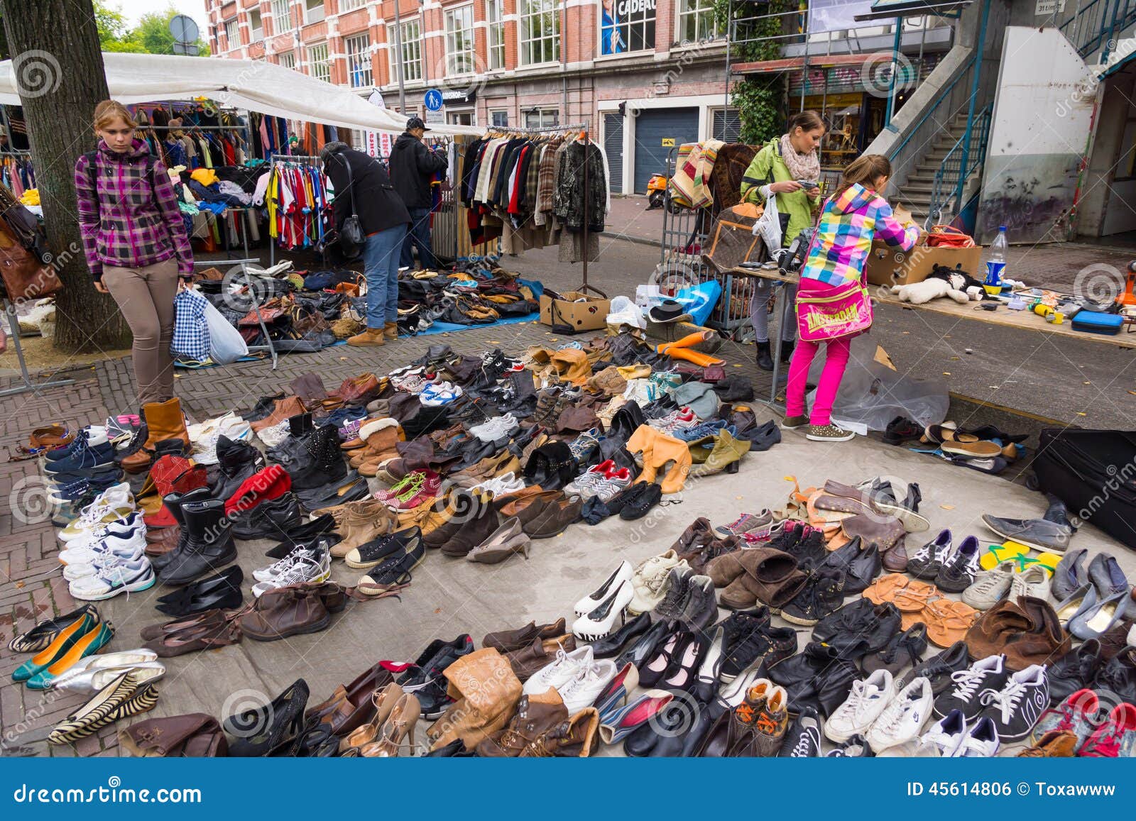 Vlooienmarkt Waterlooplein in Amsterdam Redactionele Foto - Image of ...
