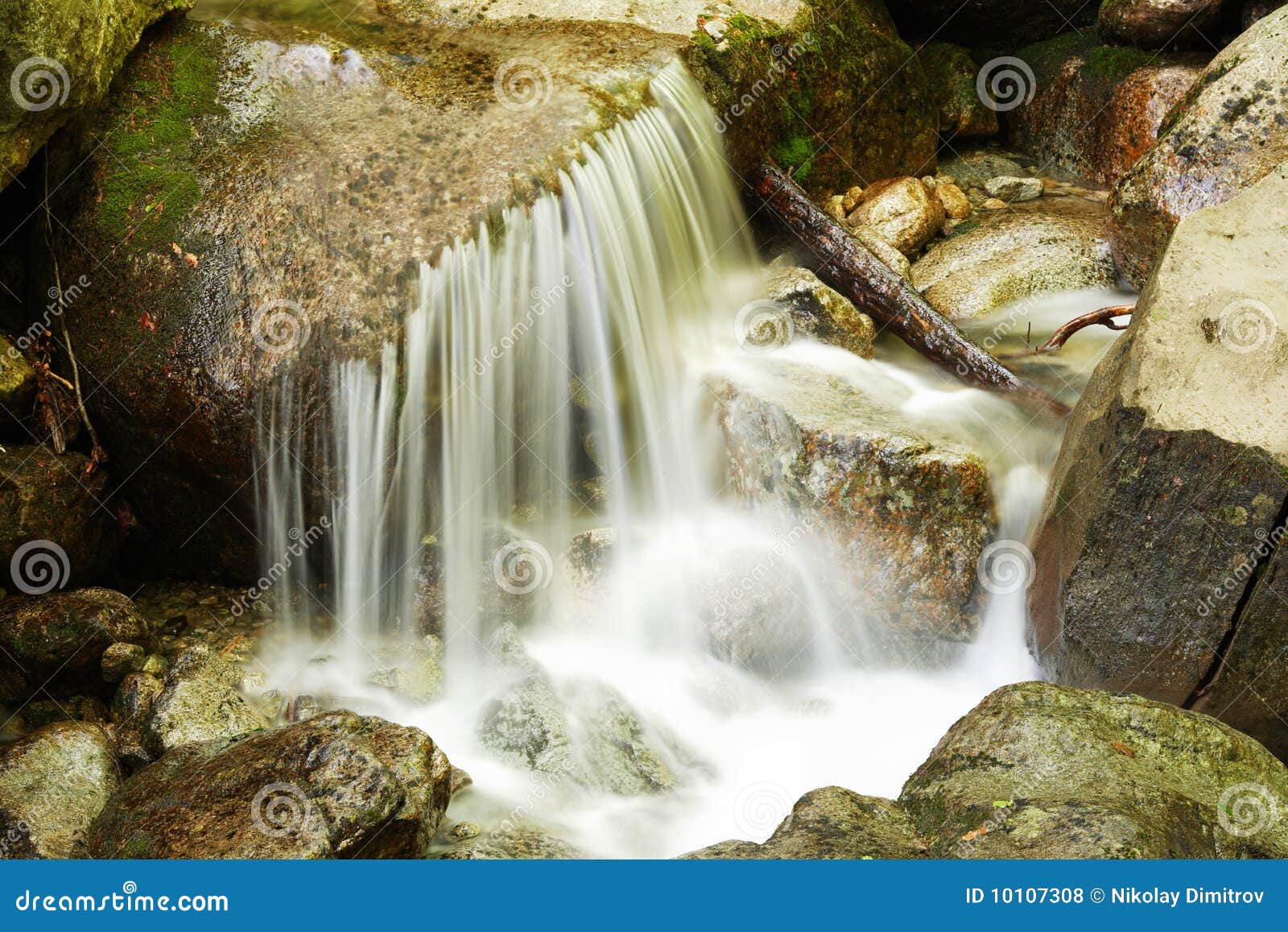 Vlot Water Van Een Waterval Stock Foto - Image of beek, stroom: 10107308