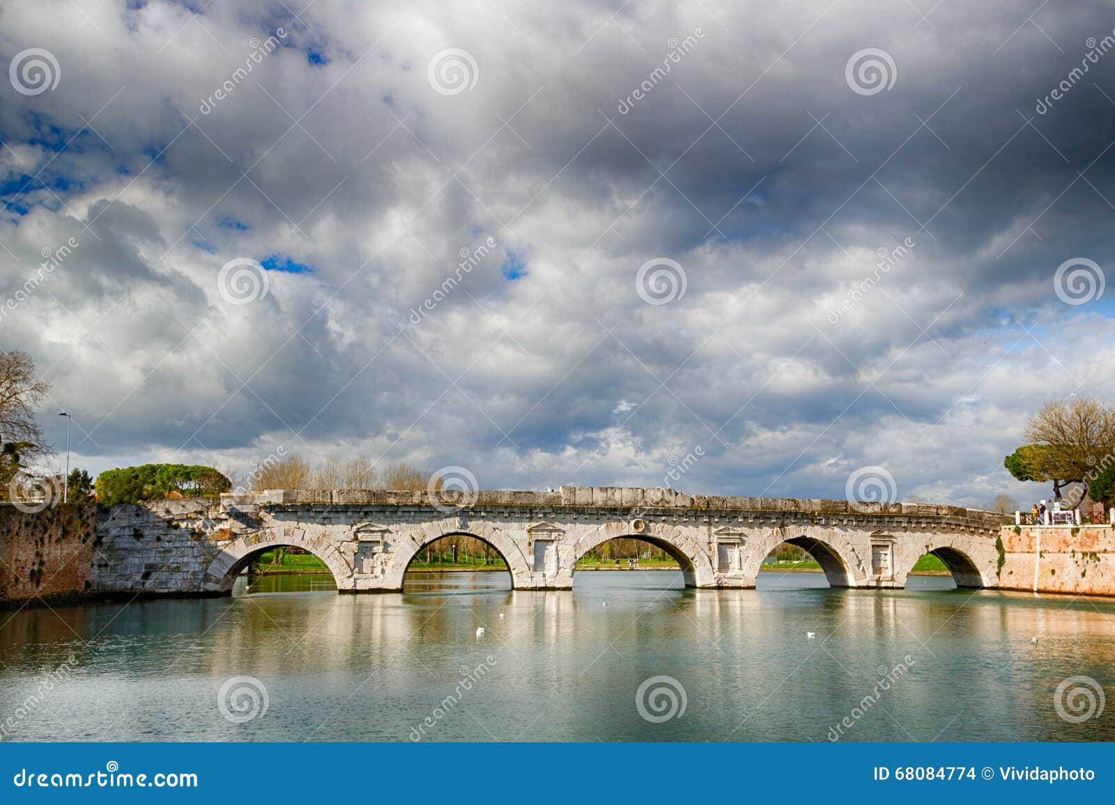Voûtes du pont romain photo stock. Image du passerelle - 68084774
