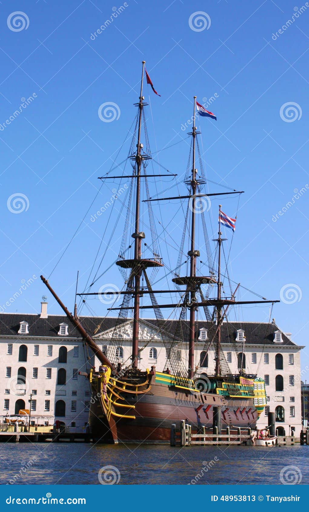 VOC schip in Amsterdam stock afbeelding. Image of traditioneel - 48953813