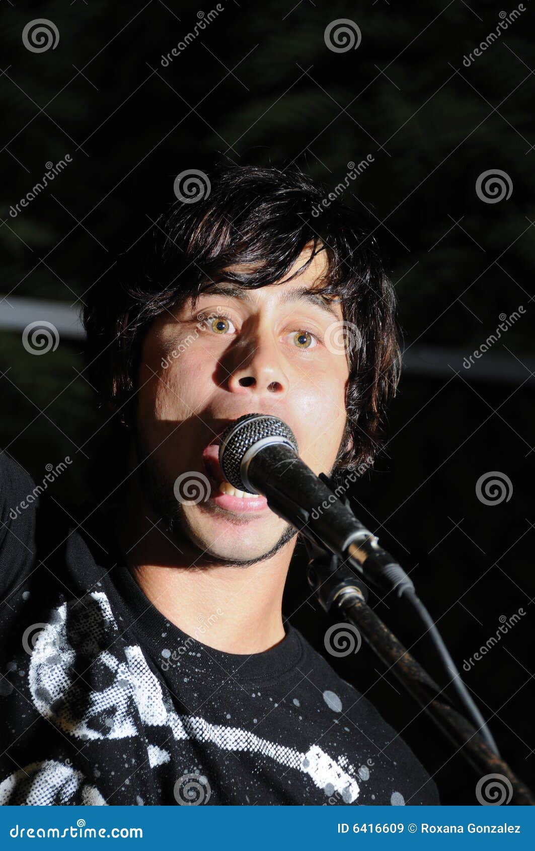 Vocalista masculino novo imagem de stock. Imagem de executar - 6416609